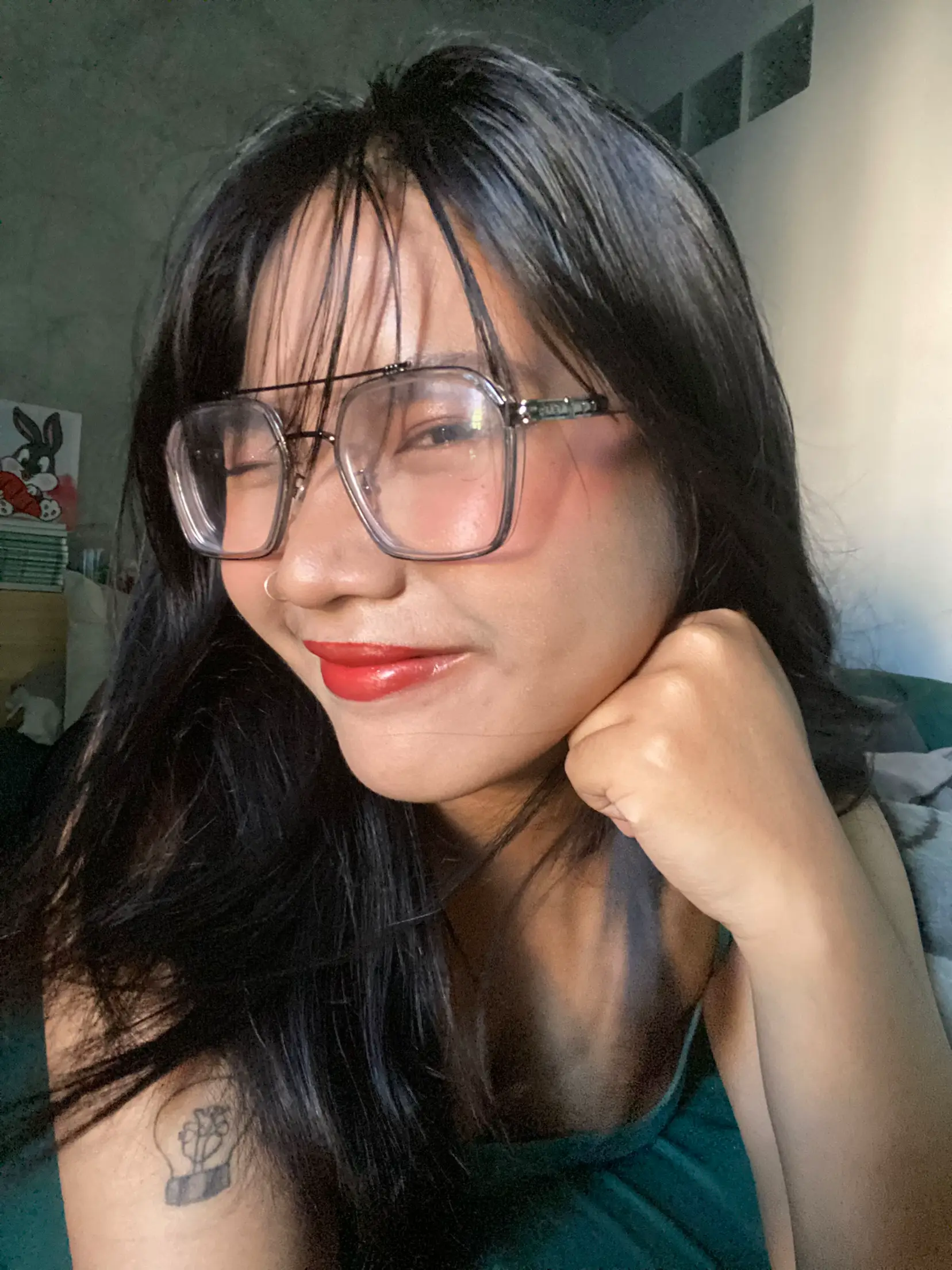 แต่งหน้าลุคสาวแว่นอยู่ห้องชิวๆ | แกลเลอรีที่โพสต์โดย Bua Bua | Lemon8