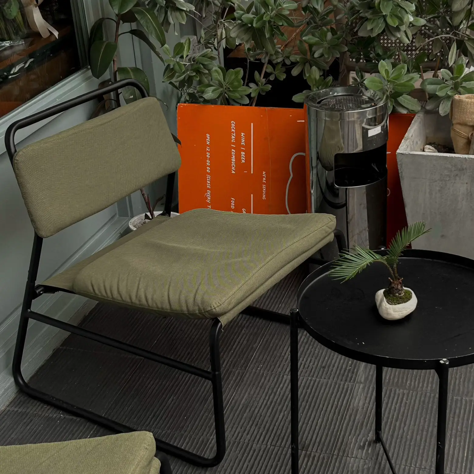 ภูเก็ตมีคาเฟ่สไตล์ mid-cen แล้วนะ 👀🫶🏻💥 | แกลเลอรีที่โพสต์โดย OUTSIDE ...