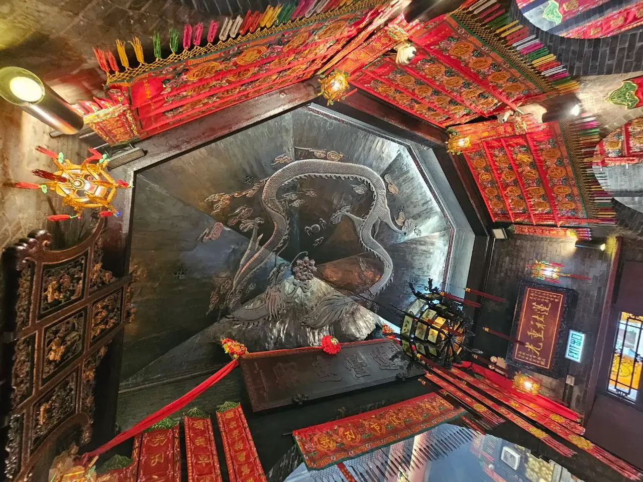 ชวนไปไหว้เทพเจ้าโชคลาภสายนรก ที่วัด Lin Fa Kung Temple | แกลเลอรีที่ ...