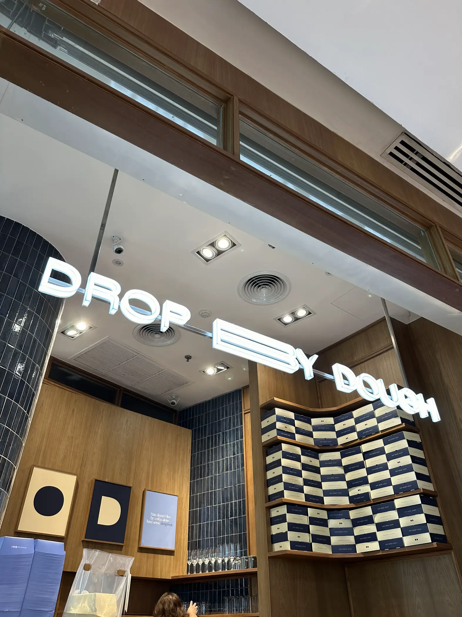 DROP BY DOUGH 🍩🥤 คาเฟ่โดนัทสุดคิ้วท์ ในห้าง Emquatier | แกลเลอรีที่ ...