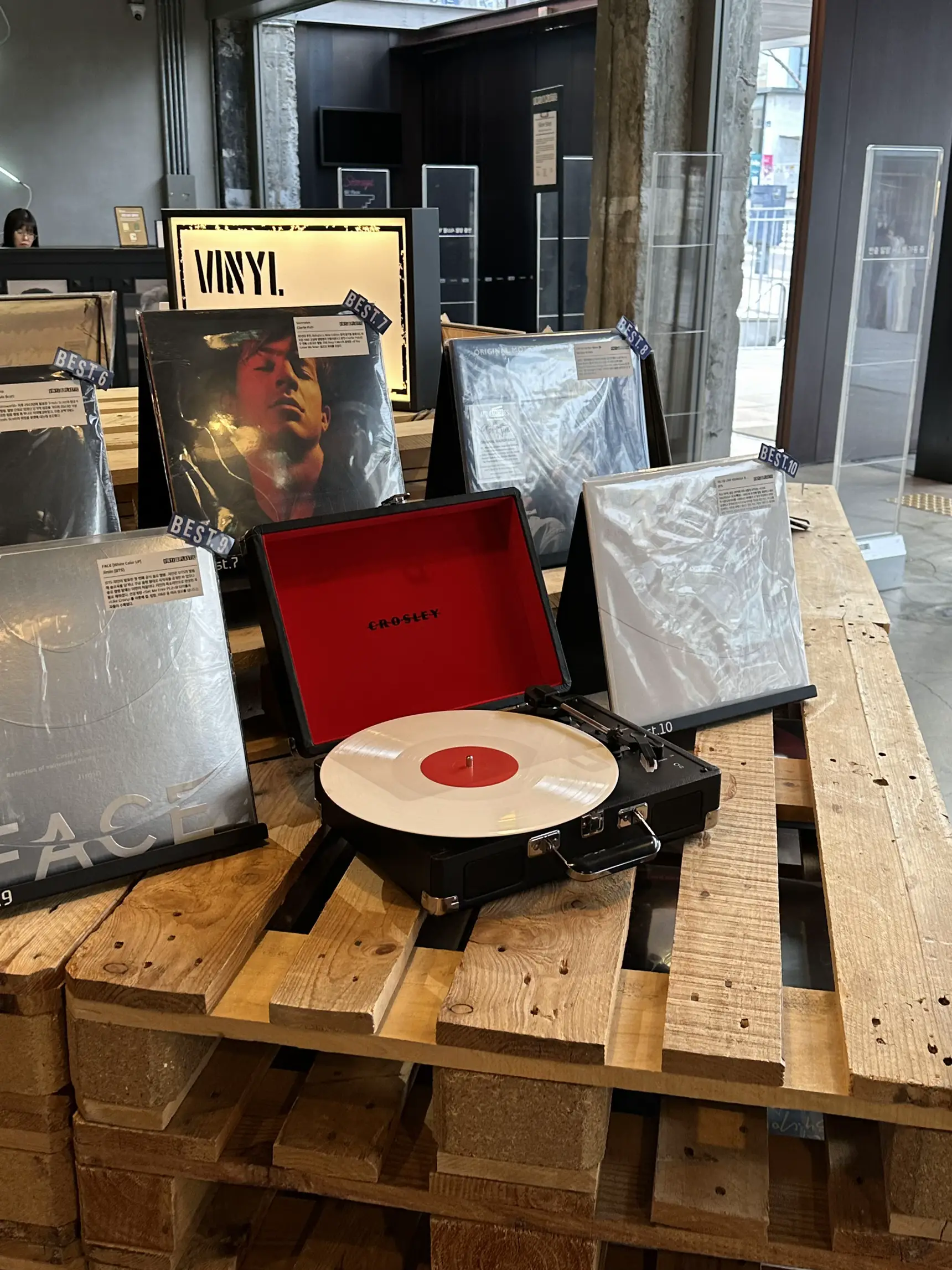 Vinyl & Plastic ร้านแผ่นเสียงสุดฮิตในเกาหลี 📼💿 | แกลเลอรีที่โพสต์โดย ...