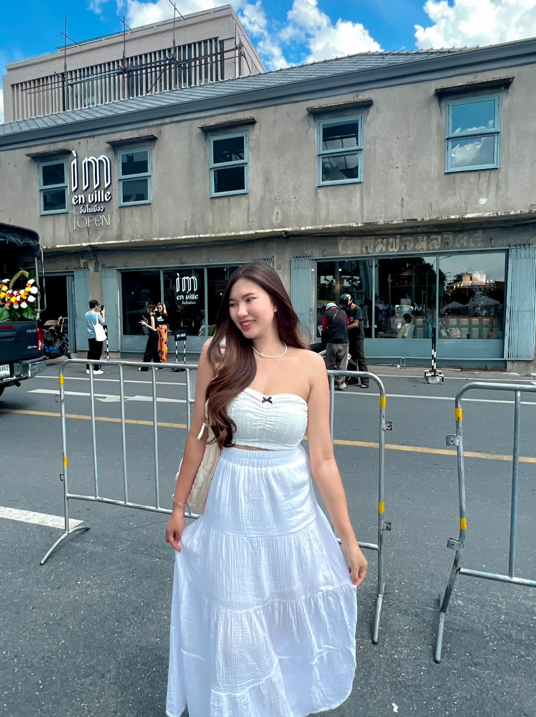 OOTD แจกพิกัดเสื้อเกาะอกและกระโปรงยาวสุดฮิต💓 | แกลเลอรีที่โพสต์โดย BB | Lemon8