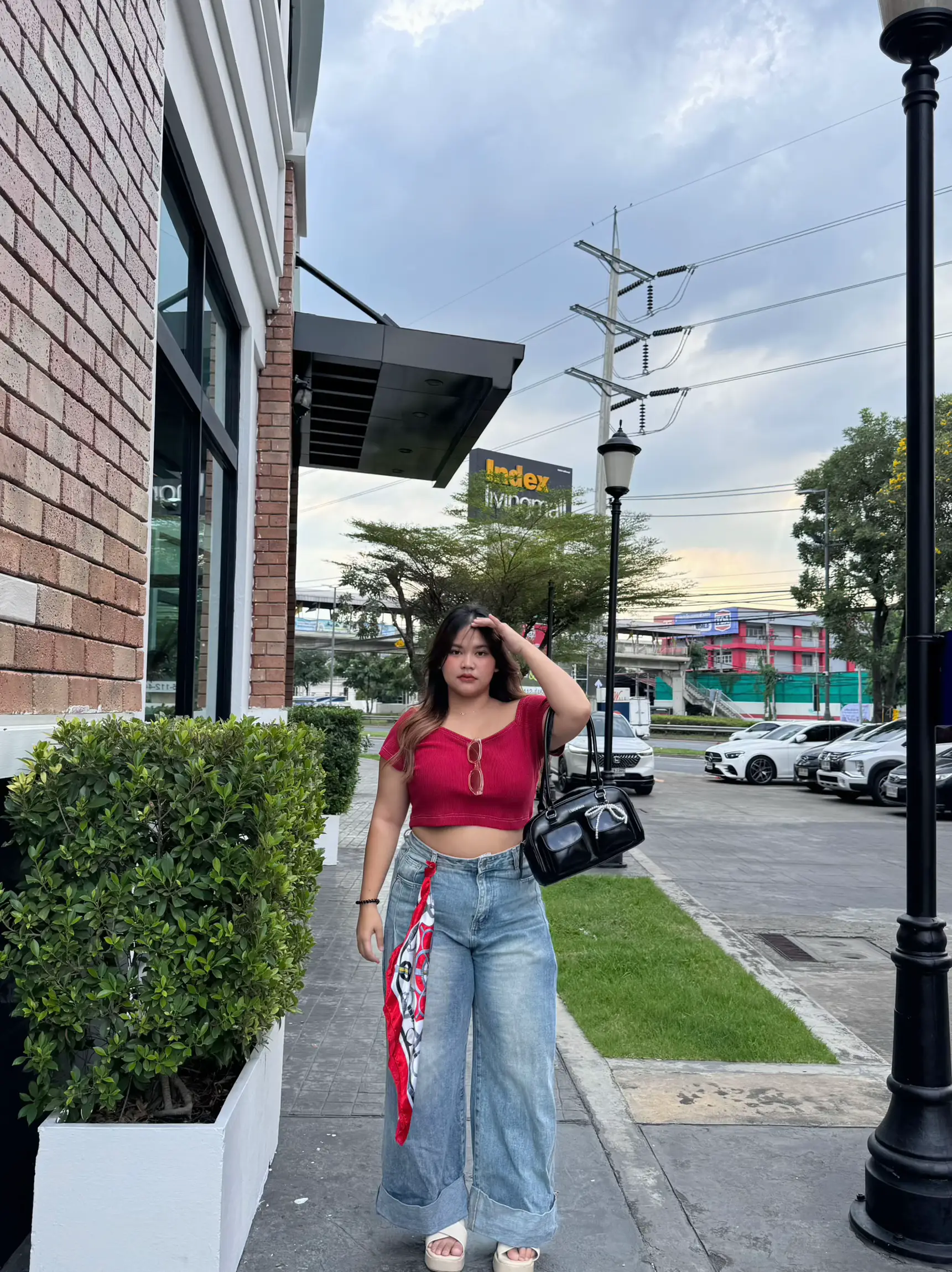 ไอเดียแต่งตัวสาวอวบ 75kg / 155 cm | แกลเลอรีที่โพสต์โดย ตาลยิ้มชอบรีวิว | Lemon8