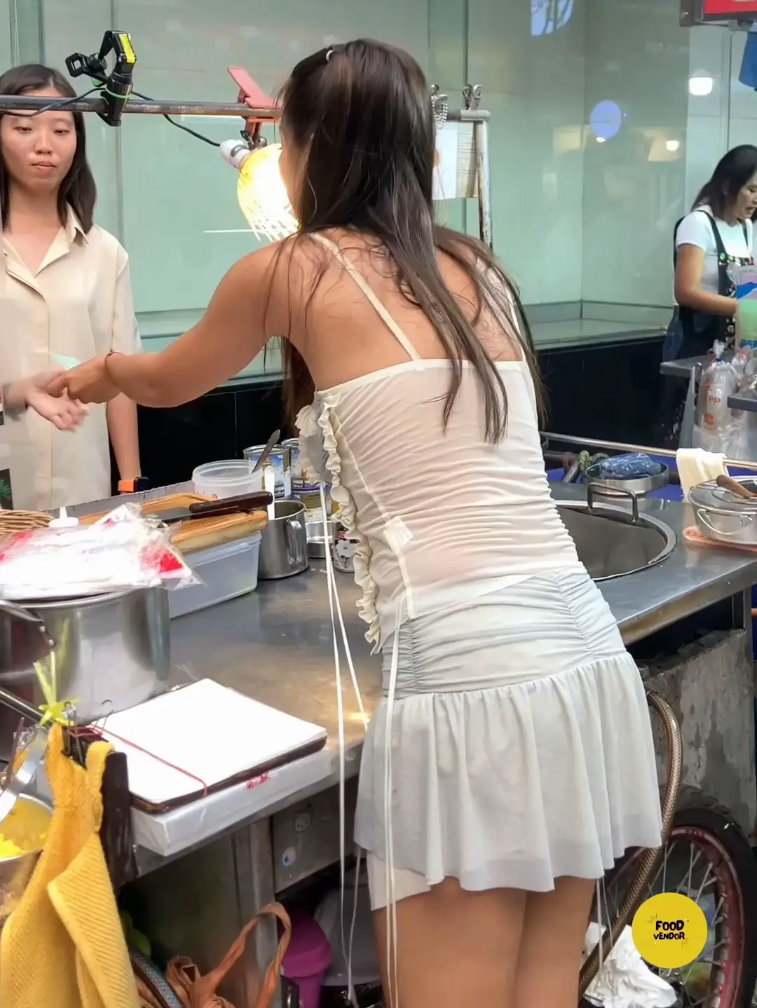 Puy Roti Lady Still Works Hard And Always Smiles. | วิดีโอที่เผยแพร่โดย Food Vendor | Lemon8