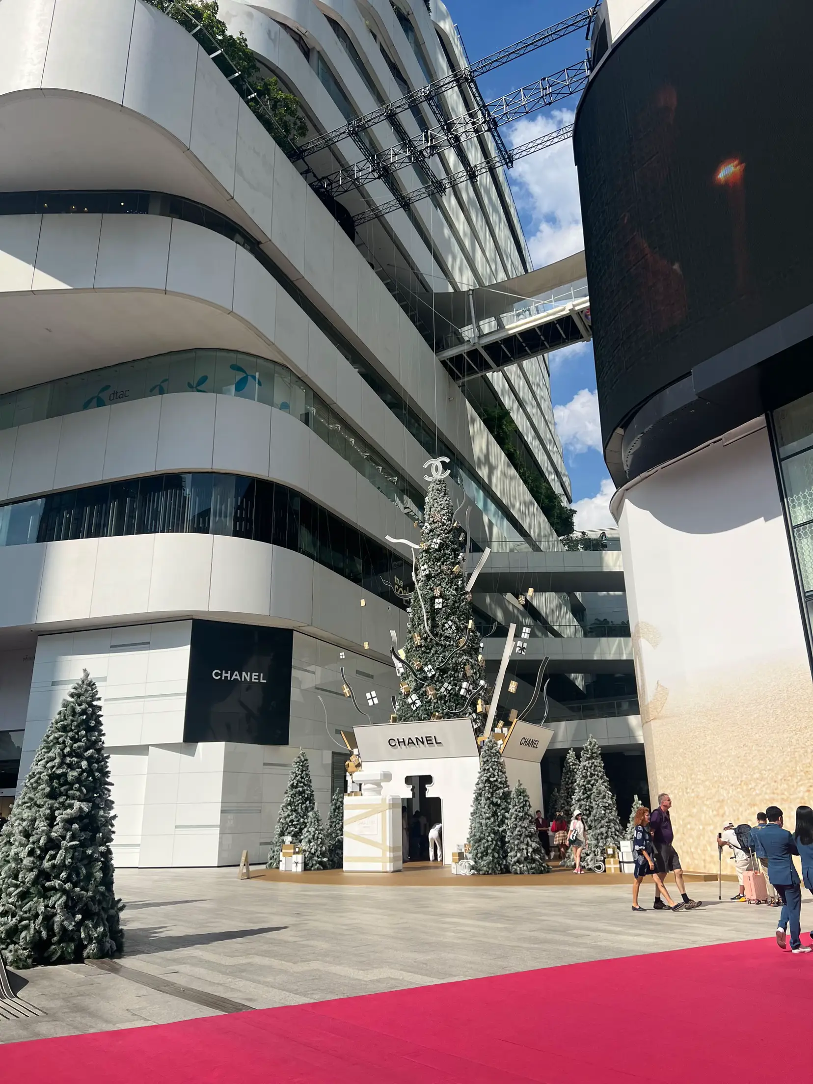 Scream!!!New Lanmark at the Emquartier to check in for photos ...