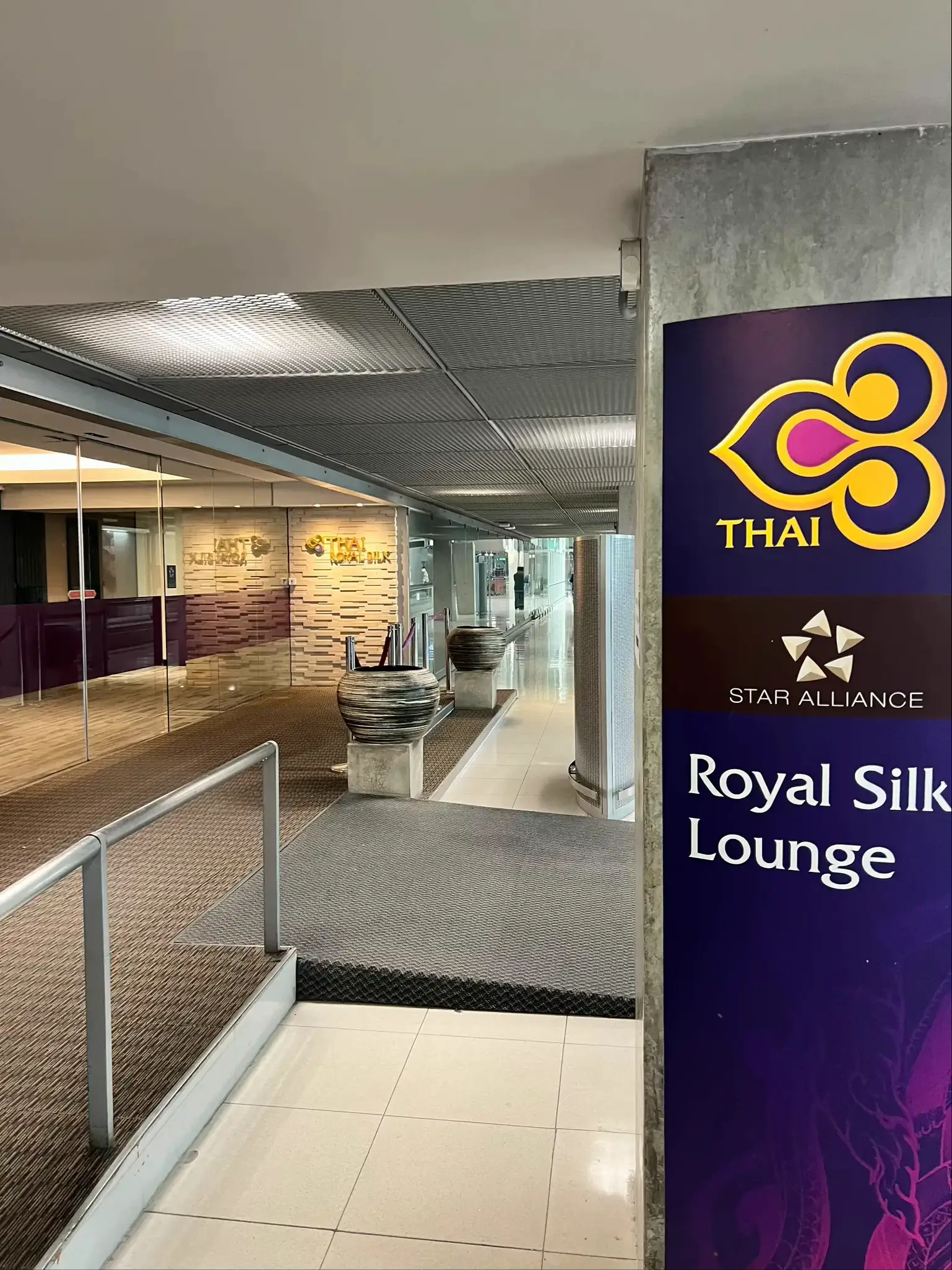 รีวิวเรียลๆกับRoyal Silk Lounge(Domestic) Suvarnabhumi | แกลเลอรีที่โพสต์โดย Eatswithpop🍟 | Lemon8