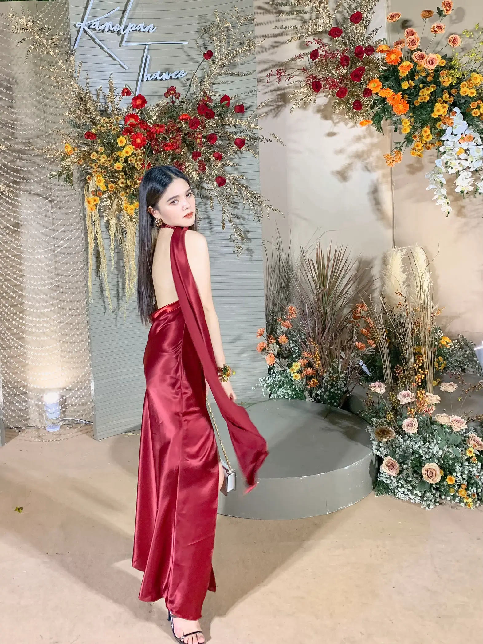 ชุดเพื่อนเจ้าสาวออกแบบเอง สั่งตัดเอง🫶🏻 ️ | แกลเลอรีที่โพสต์โดย PairMai | Lemon8