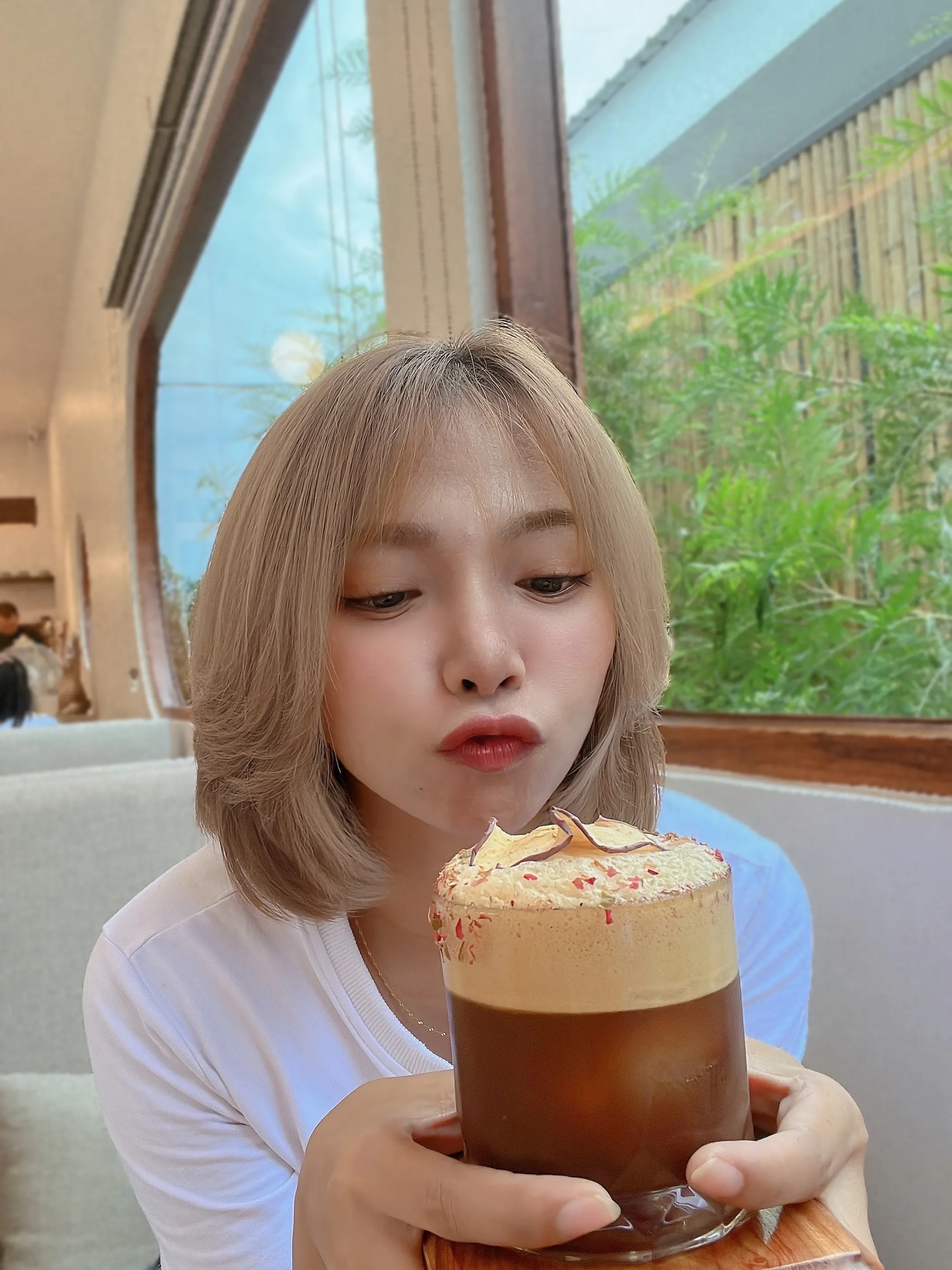 คาเฟ่มินิมอล | แกลเลอรีที่โพสต์โดย Aumaim.ump | Lemon8