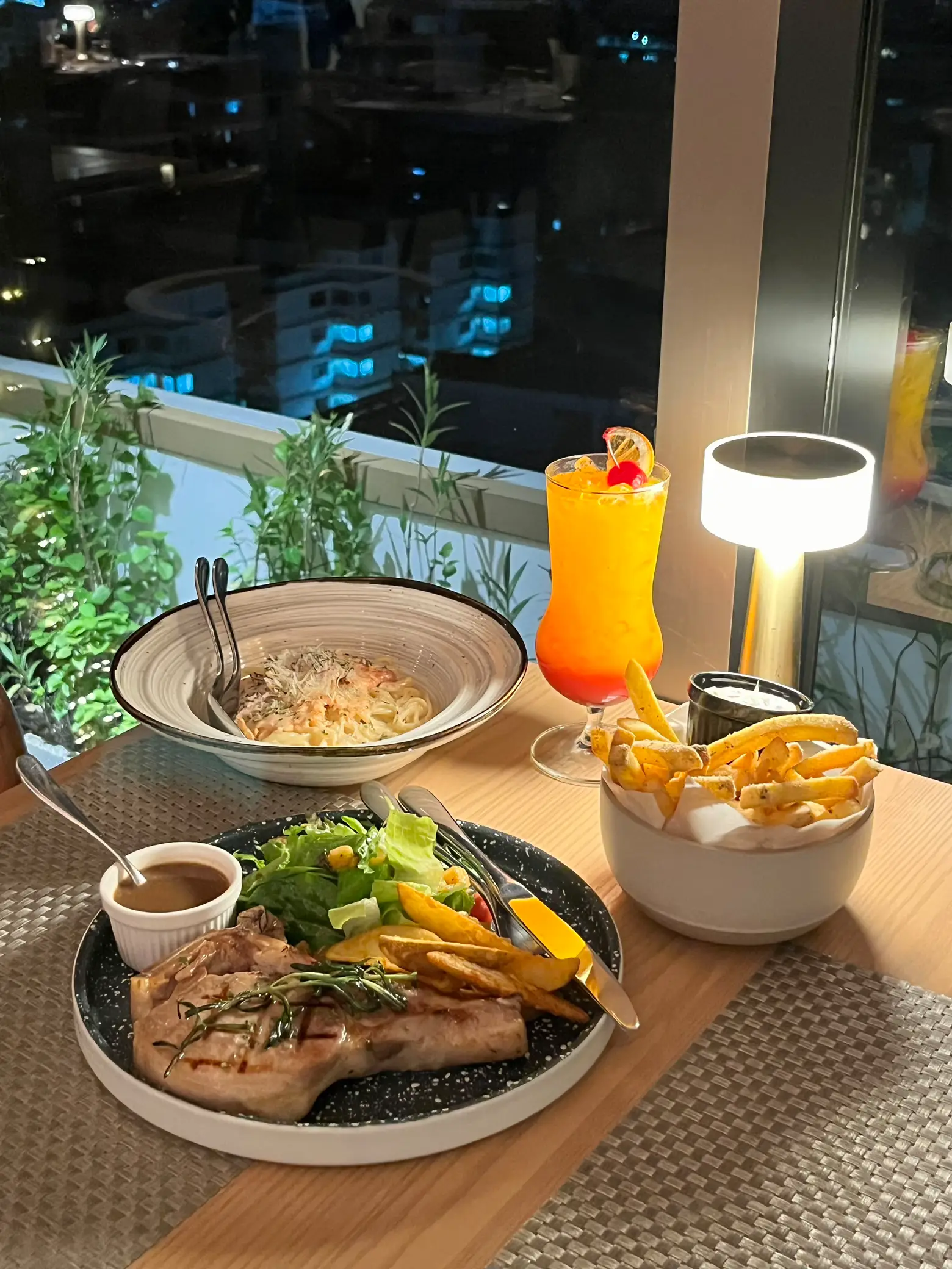 dinner กับแก๊งเพื่อนสาว Sol&Luna Rooftop บนตึกสูงชั้น 15 🥂 | แกลเลอรี ...