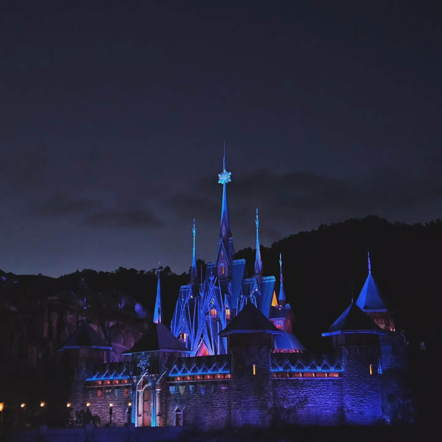 Frozen at night | แกลเลอรีที่โพสต์โดย LHIΠ人246 | Lemon8