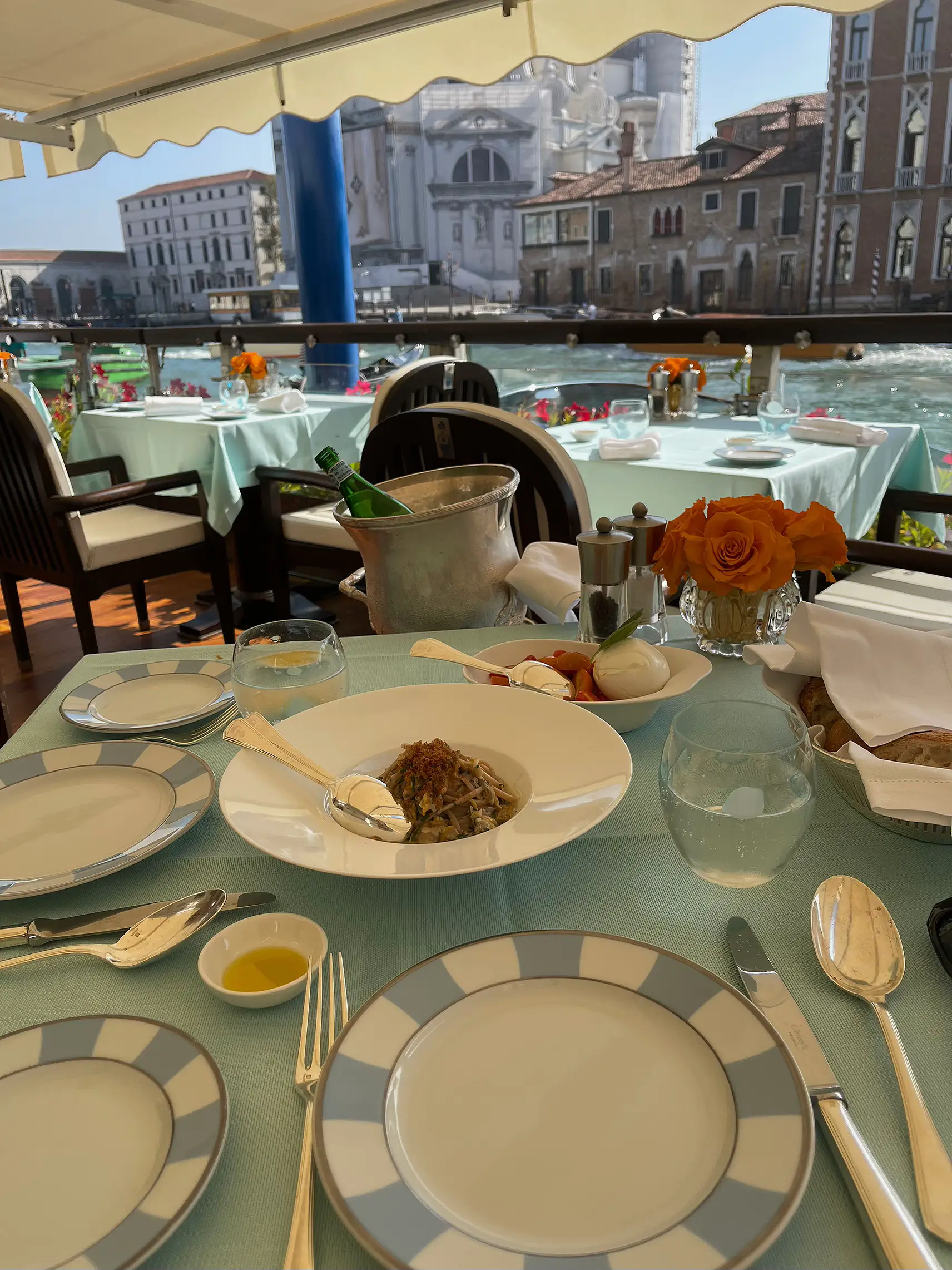 Lunch with a view Venice Italy 🎷 | แกลเลอรีที่โพสต์โดย Bossnicha | Lemon8