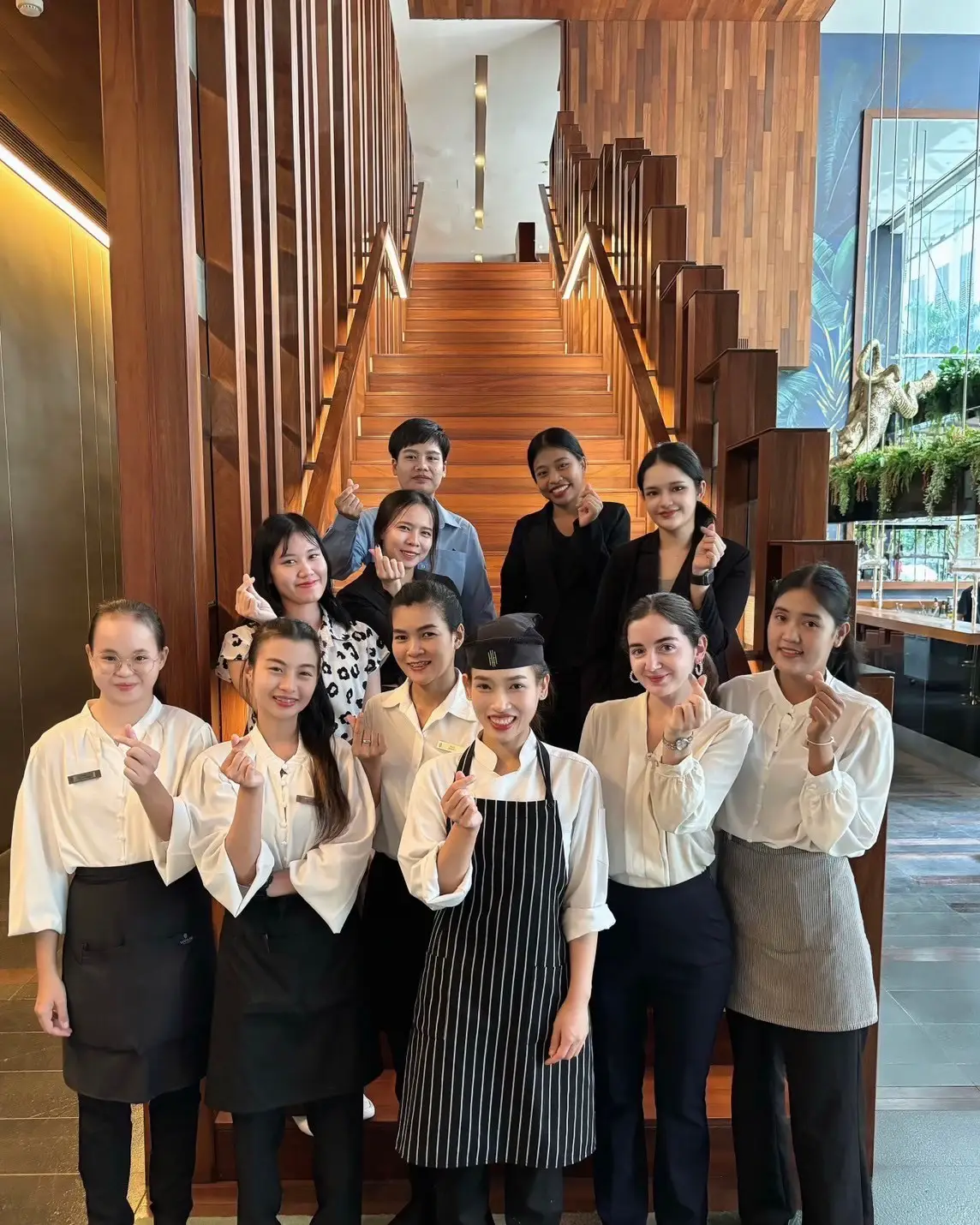 𝐄𝐥𝐞𝐠𝐚𝐧𝐜𝐞 𝐦𝐞𝐞𝐭𝐬 𝐞 | แกลเลอรีที่โพสต์โดย Hansar Bangkok | Lemon8