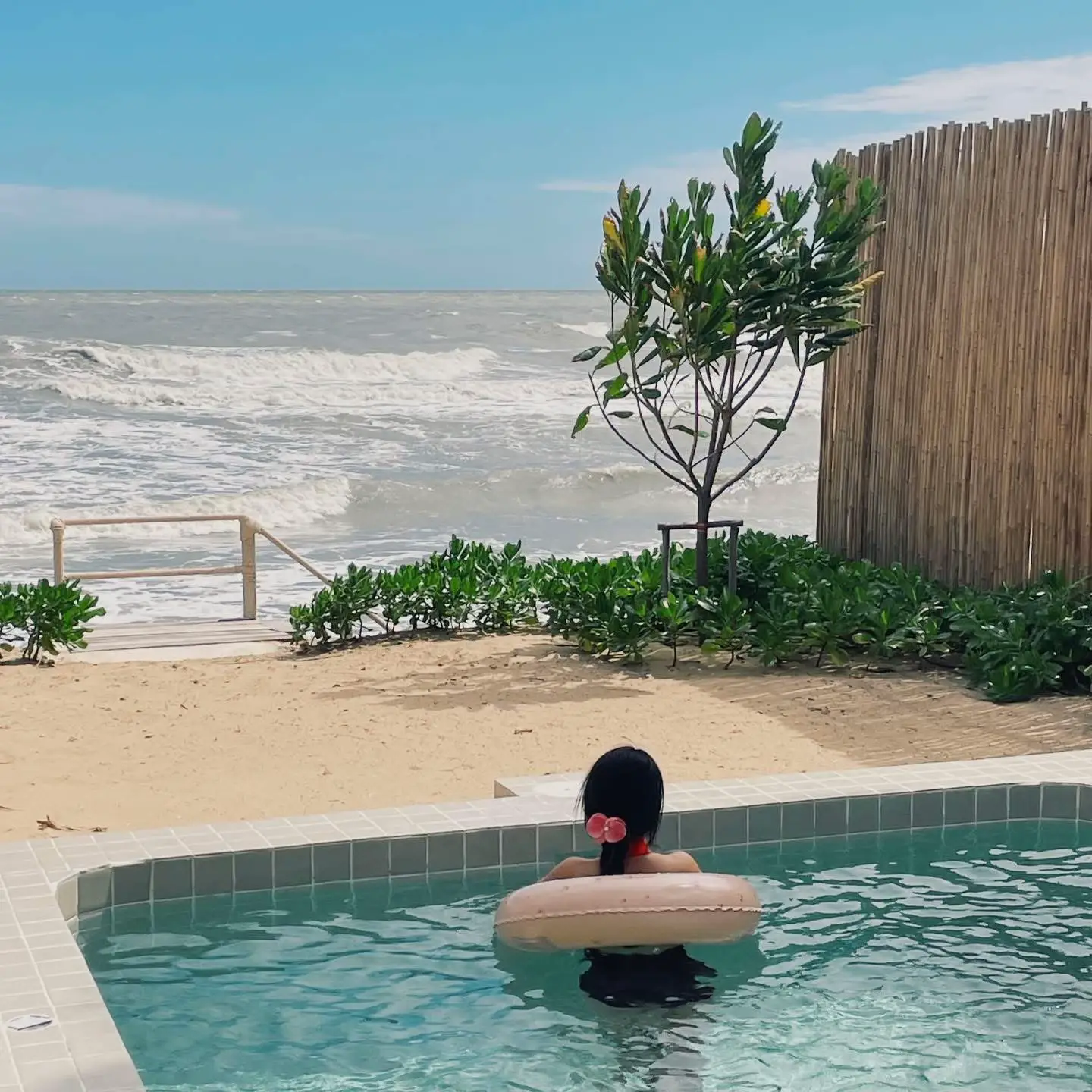 พูลวิลล่า ‘ปราณบุรี ’ ฟีลดีสุด ๆ 🌴🧴🌞 | แกลเลอรีที่โพสต์โดย lbzero | Lemon8