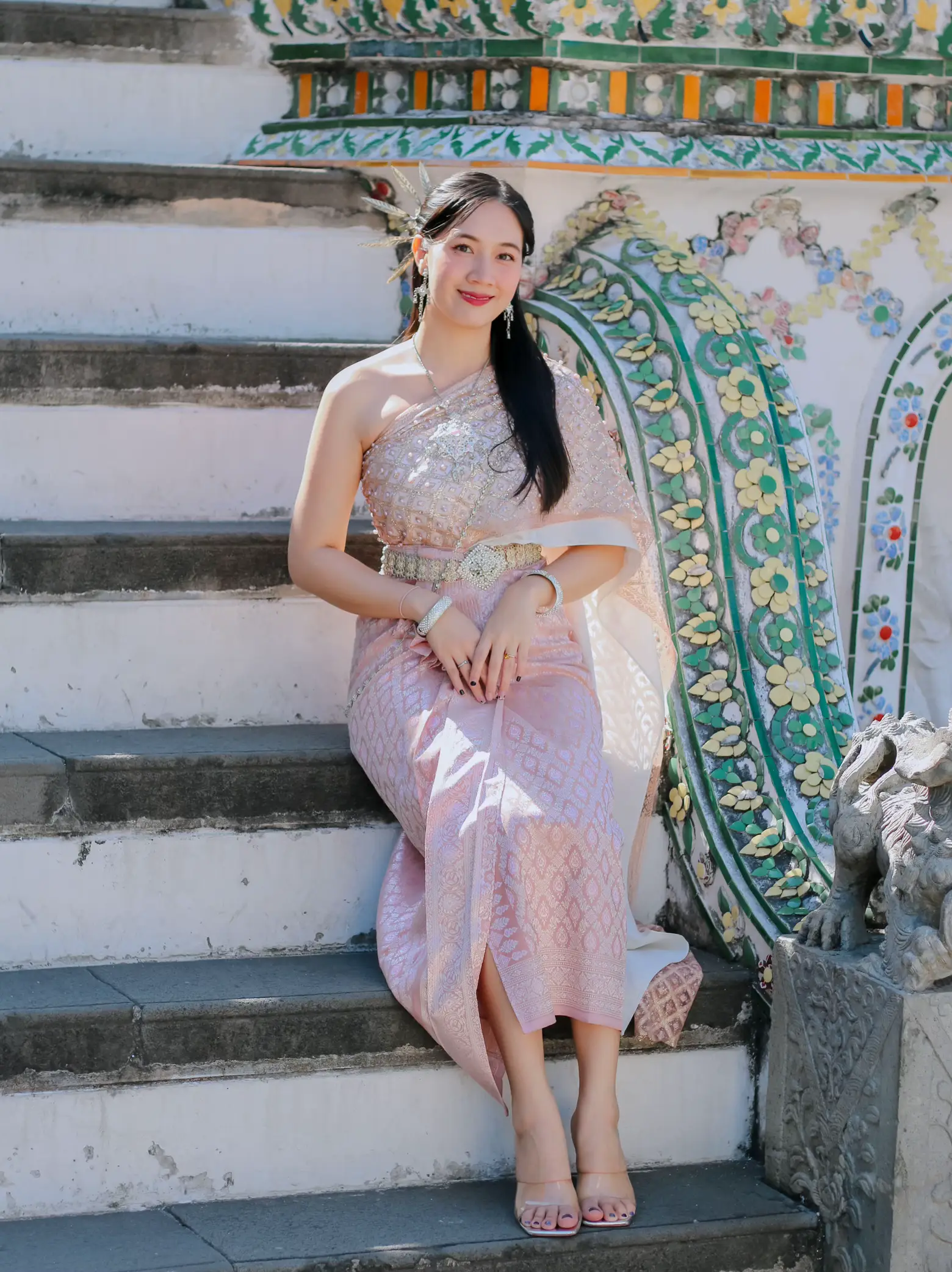 ใส่ชุดไทยแล้วไปถ่ายรูปวัดอรุณกัน🫶🏻 | แกลเลอรีที่โพสต์โดย Pladao🦋 | Lemon8