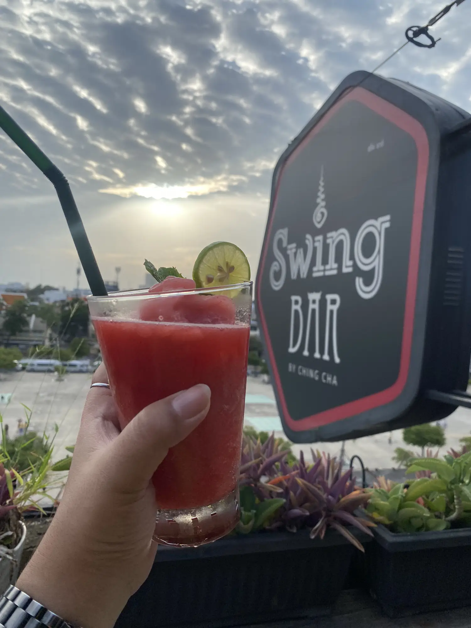 ดินเนอร์หลักร้อย วิวหลักล้าน ที่Swing Bar | แกลเลอรีที่โพสต์โดย Eing 🐳 | Lemon8