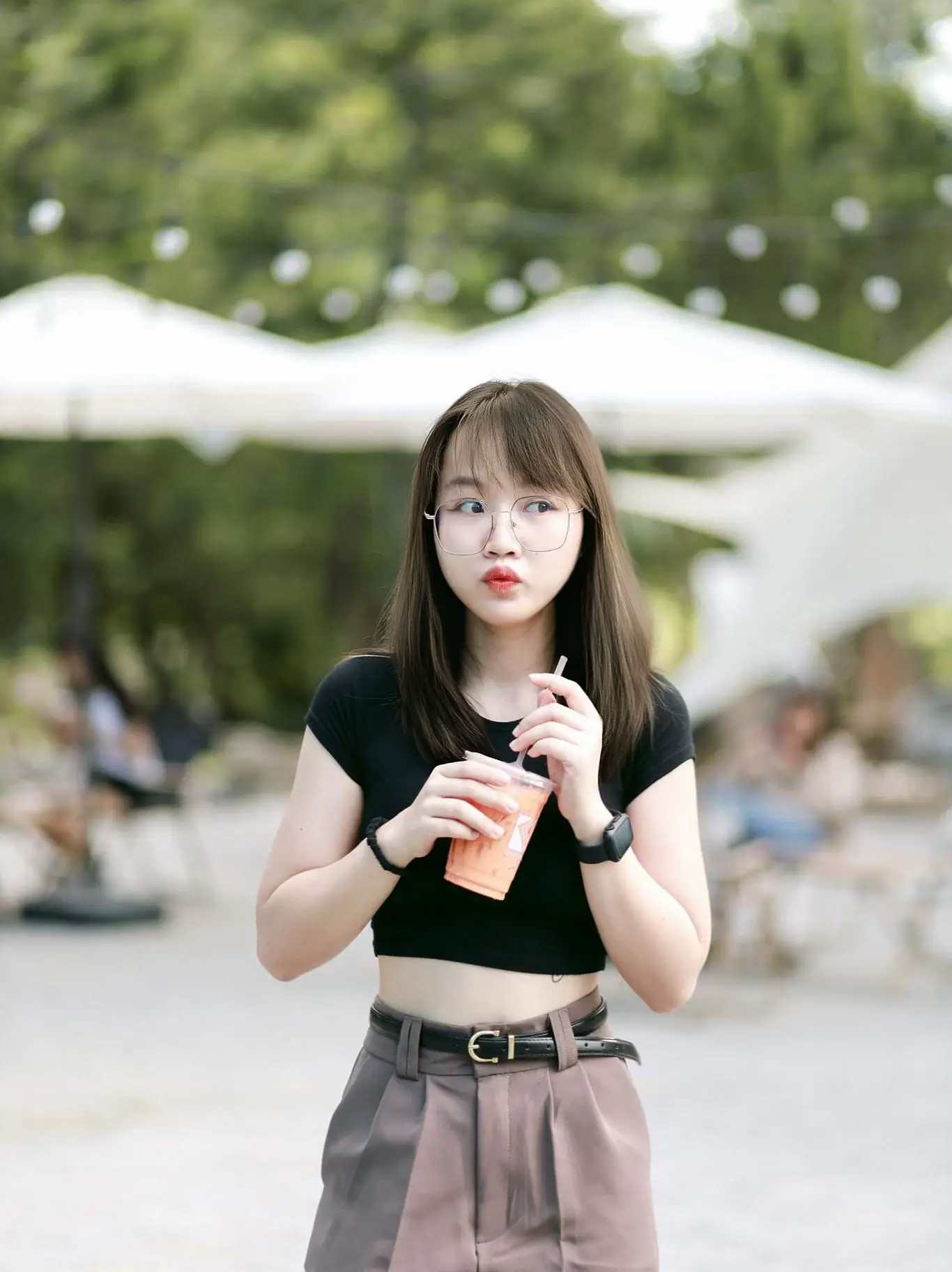 ไอเดียถ่ายรูปถือแก้วน้ำ ☕️📸 | แกลเลอรีที่โพสต์โดย Natt_Cha | Lemon8