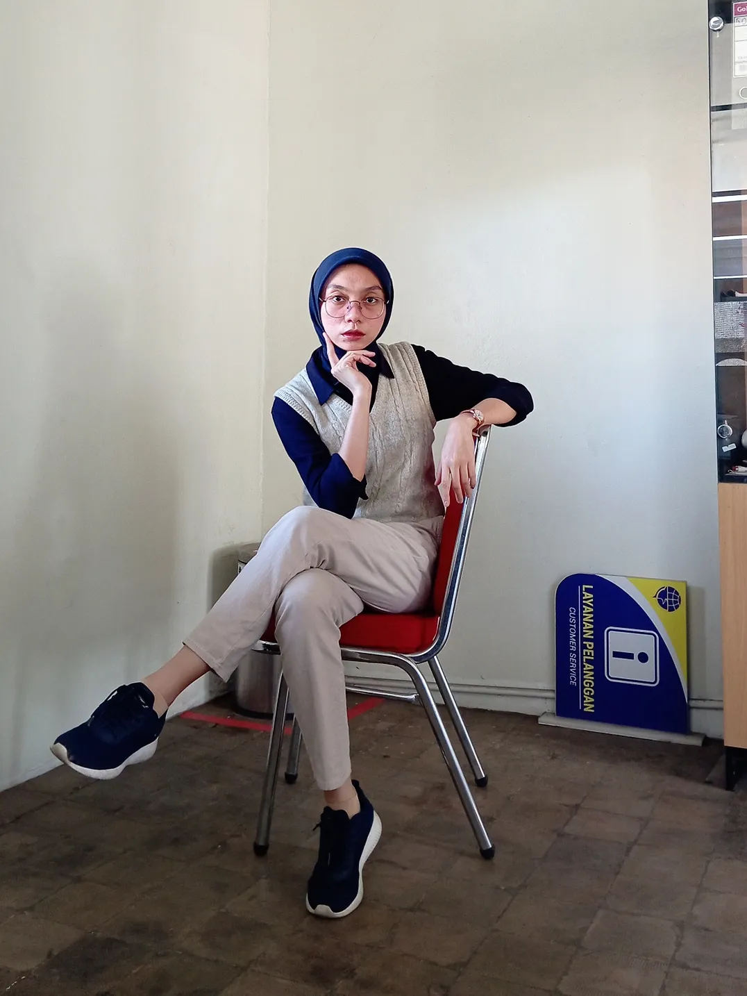 Ide pose foto duduk dikursi ala aku | Galeri diposting oleh Me qha | Lemon8