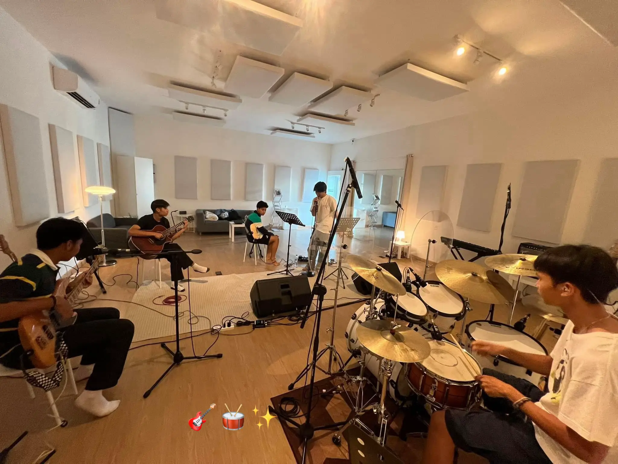 คาเฟ่ สตูดิโอ ห้องซ้อมดนตรี #รังสิต | แกลเลอรีที่โพสต์โดย HS STUDIO | Lemon8