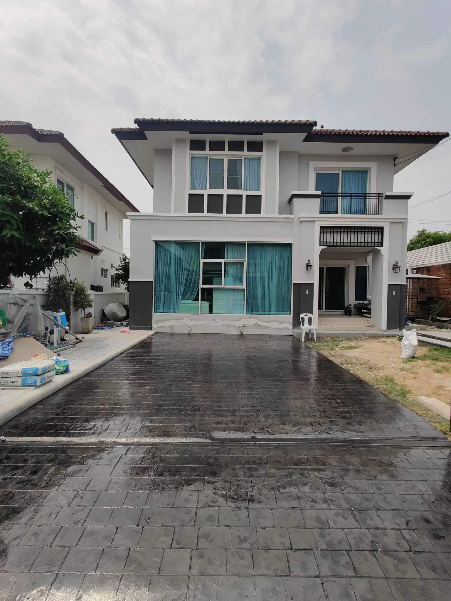 รีโนเวท พื้นสวยบ้านสวย ด้วยคอนกรีตพิมพ์ลาย แกลเลอรีที่โพสต์โดย Nidd