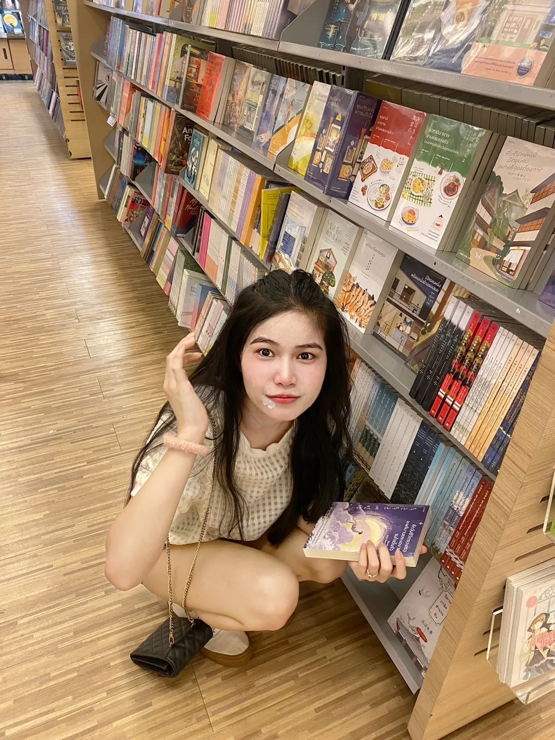 10ท่าโพสต์‼️ชิกชิกในห้องสมุด หรือร้านหนังสือ💗💗 | แกลเลอรีที่โพสต์โดย KI.MO💕 | Lemon8