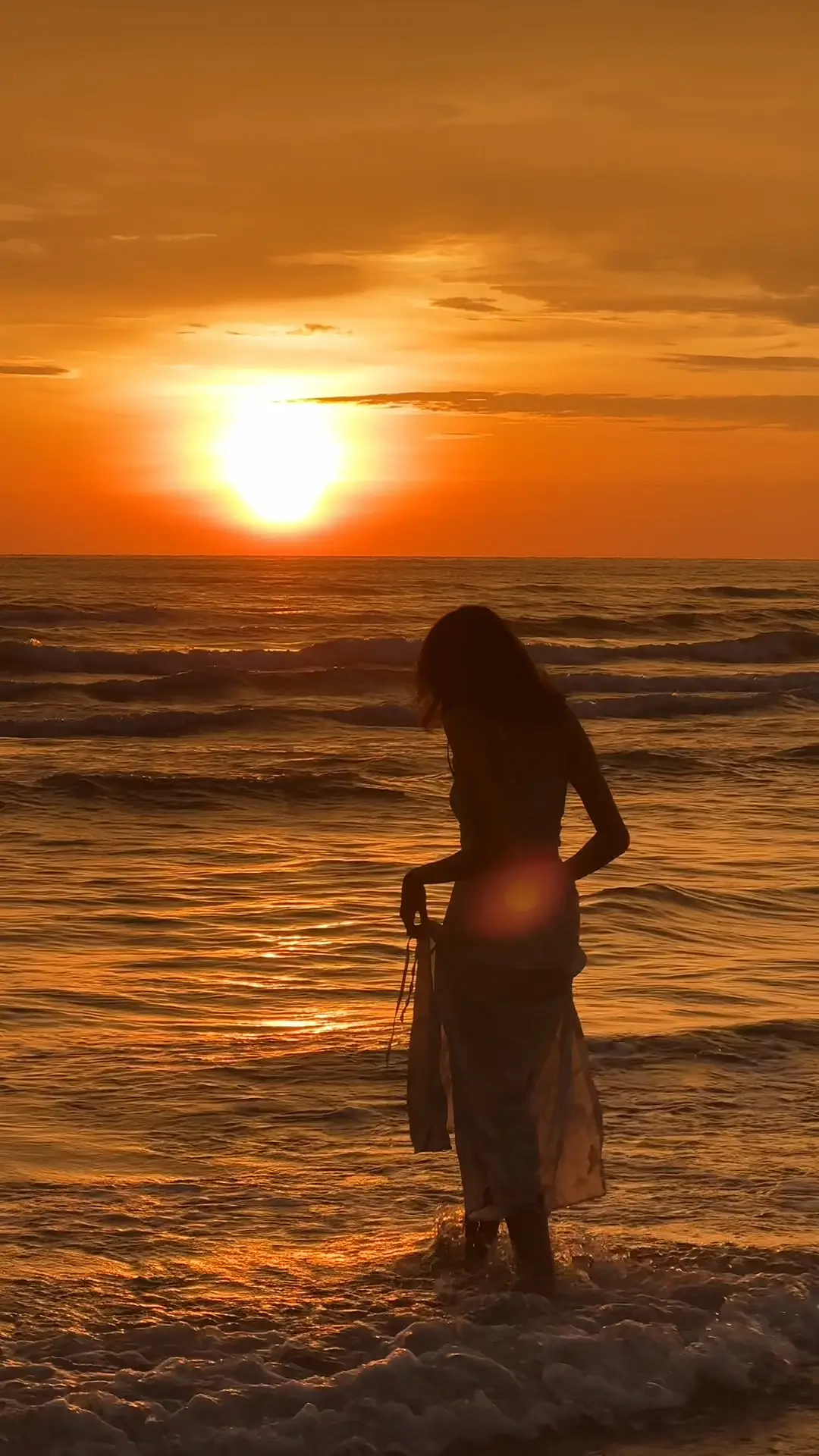 An aesthetic girl with brushing sunset 🌅 | วิดีโอที่เผยแพร่โดย Ideer Sucha | Lemon8