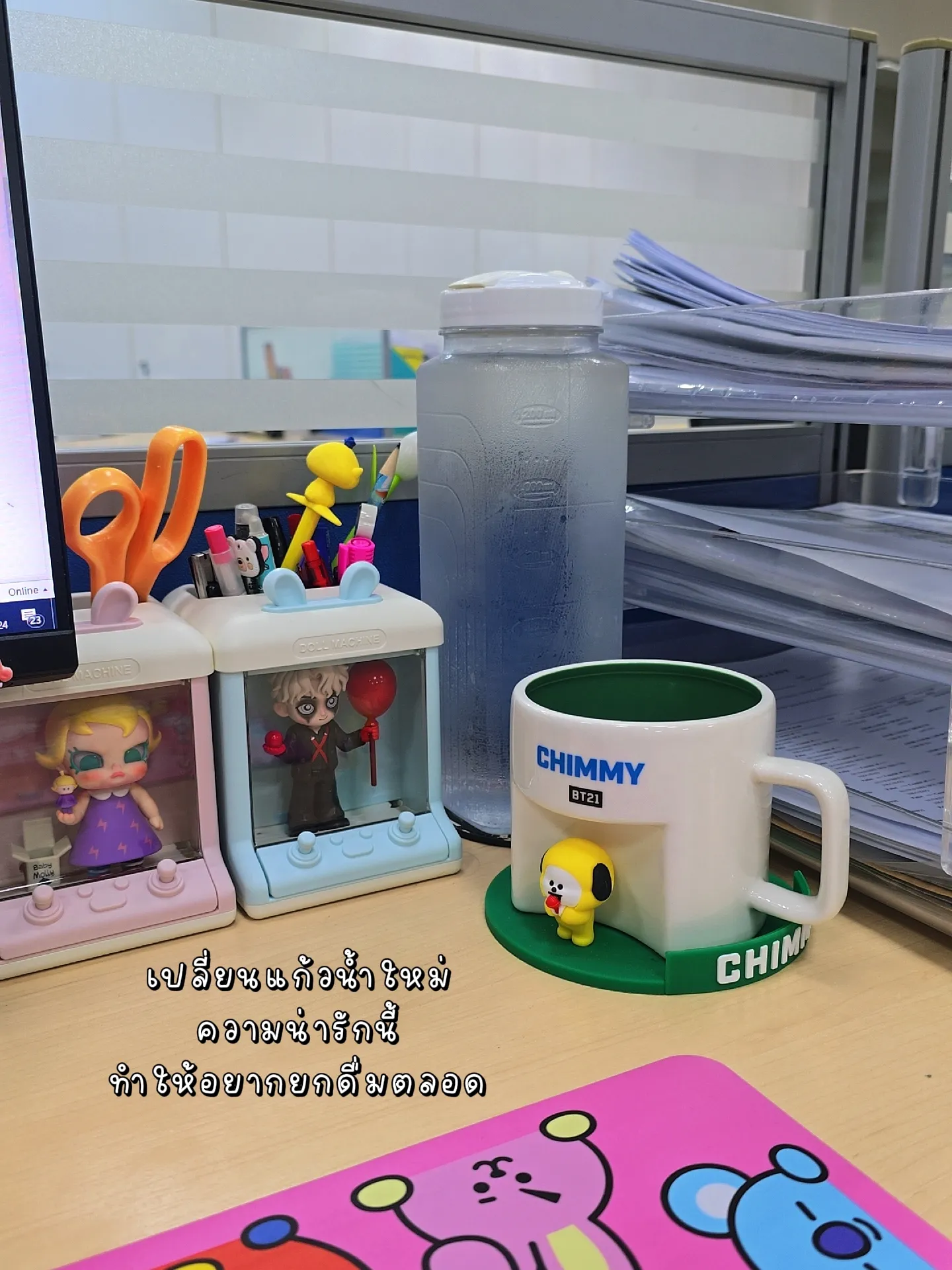 มุมฮีลใจบนโต๊ะทำงาน (จัดใหม่อีกแล้ว) ทำงานแบบใจฟู | แกลเลอรีที่โพสต์โดย im.zaii.story | Lemon8