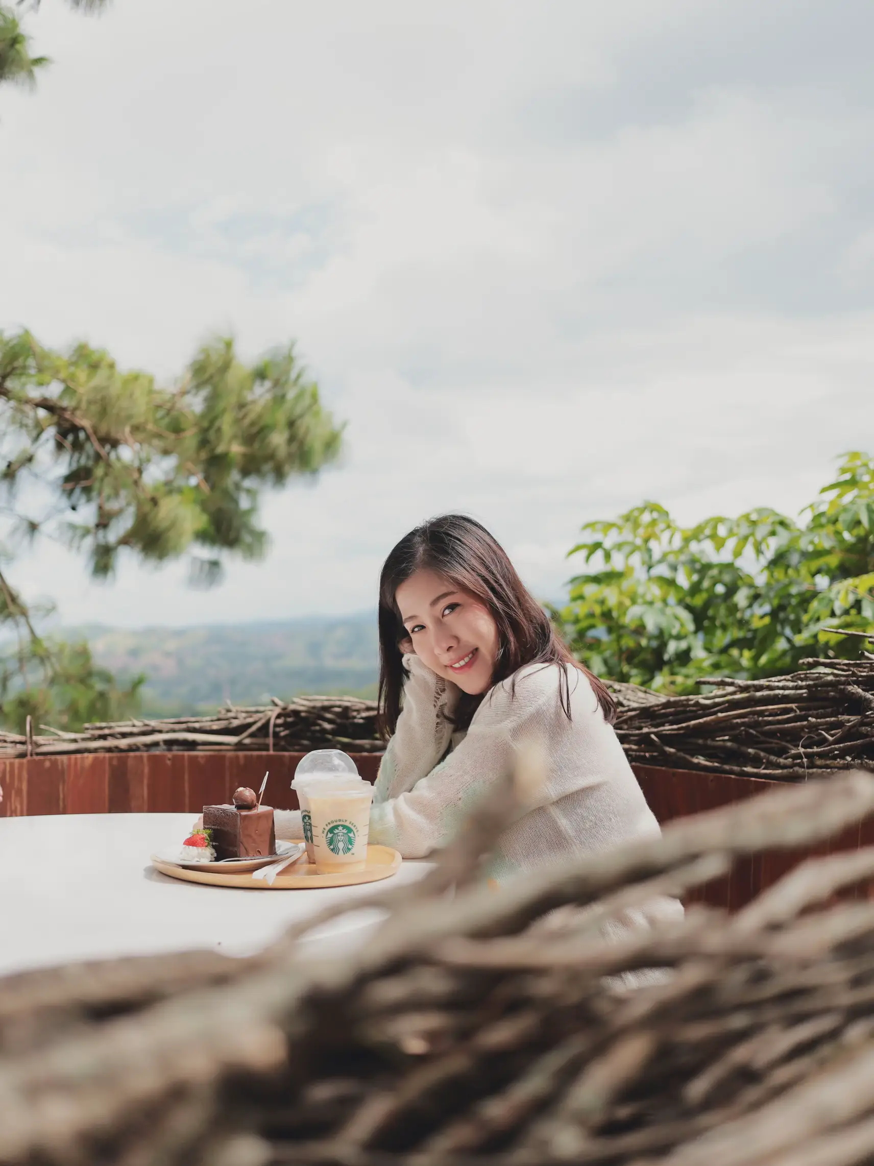 คาเฟ่น่ารักกับstarbuck บนเขา😋☕️ | แกลเลอรีที่โพสต์โดย Pookie Pook | Lemon8