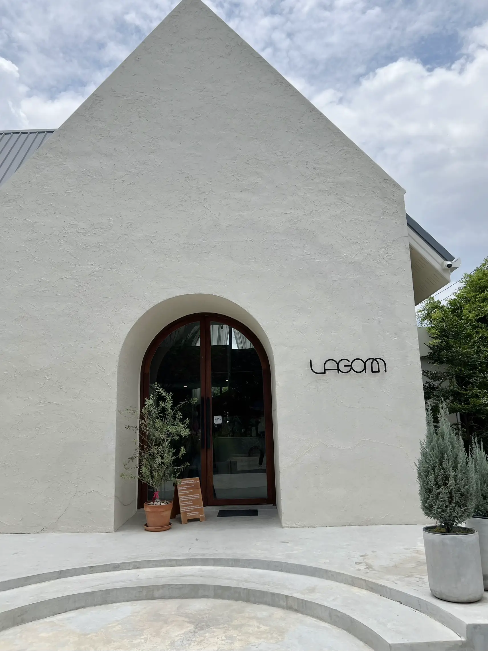 Garden cafe in พิดโลก| LAGOM coffee & bakery 🌳🌷🐝 | แกลเลอรีที่โพสต์โดย fae.yänika | Lemon8