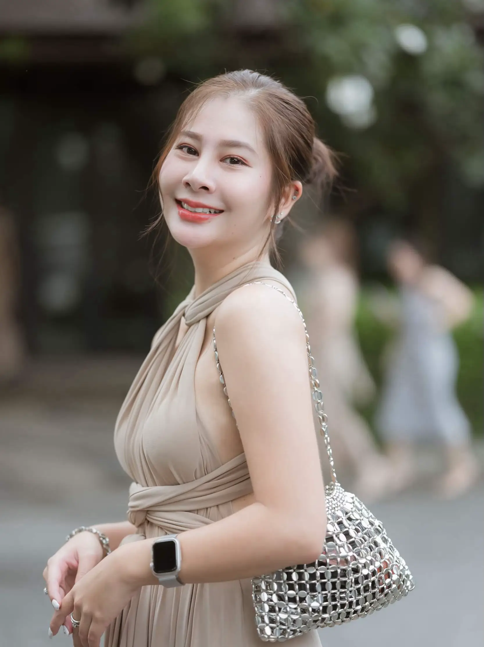 แจกพิกัดชุดเพื่อนเจ้าสาวชุดปัง พันยังไงให้ผอม 🤎 แกลเลอรีที่โพสต์โดย
