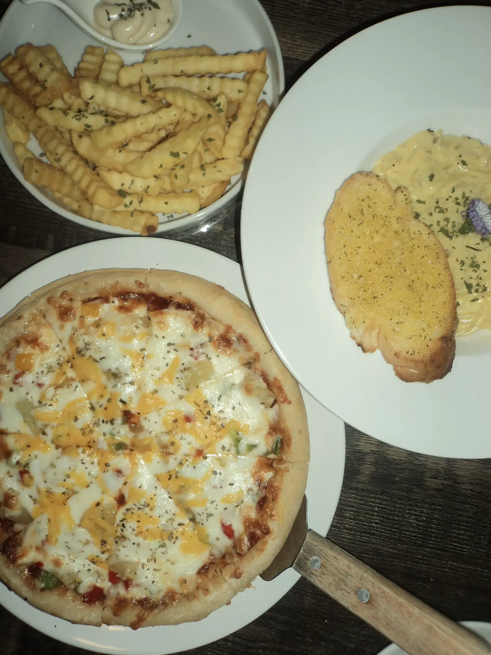 นัดแก๊งเพื่อนไป Dinner มุมถ่ายรูปปัง ราคาไม่แรง 🍕🥂 | แกลเลอรีที่โพสต์ ...