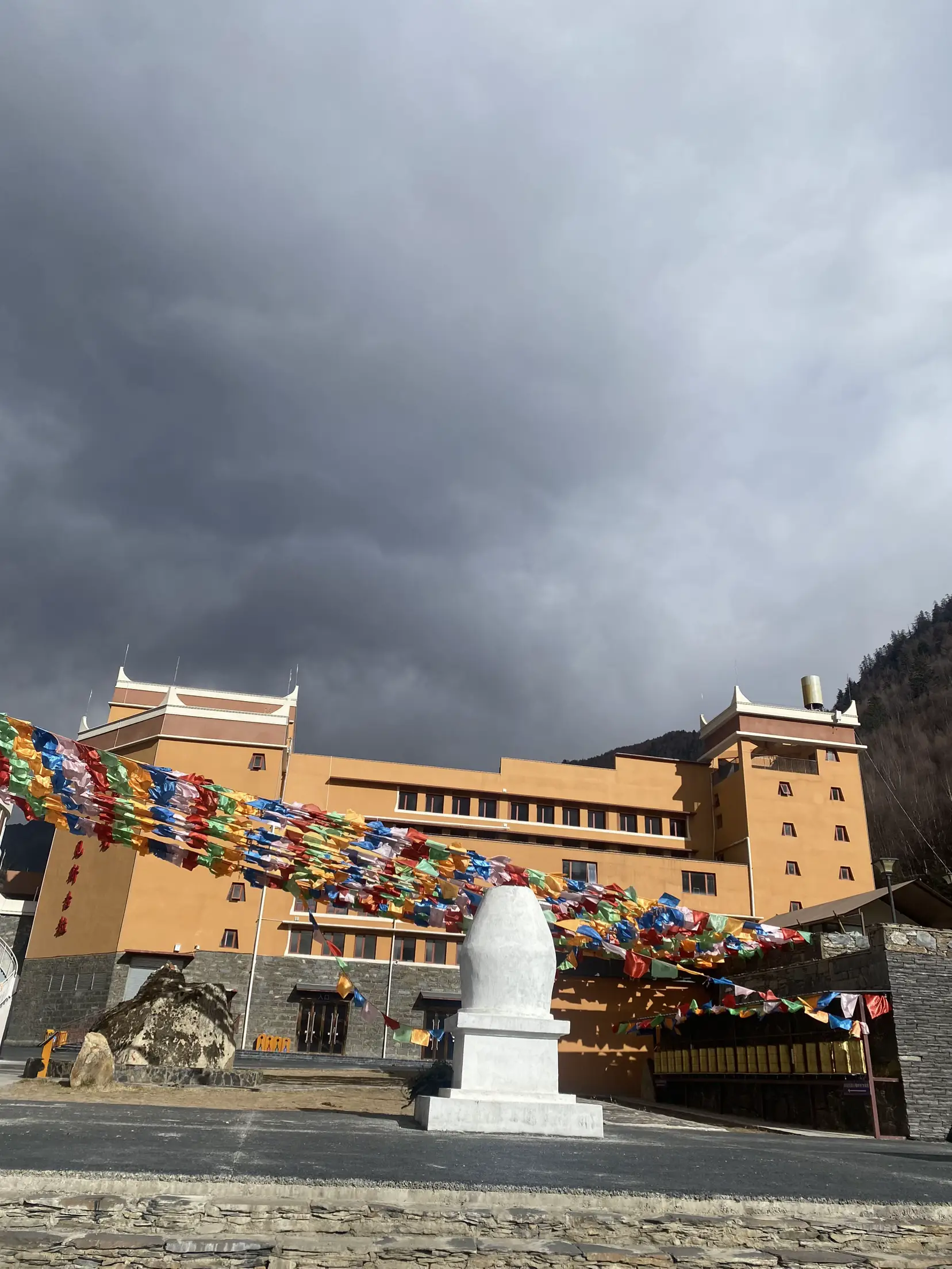 ร้านกาแฟลับๆท่ามกลางภูเขาสี่ดรุณี | แกลเลอรีที่โพสต์โดย emeili | Lemon8