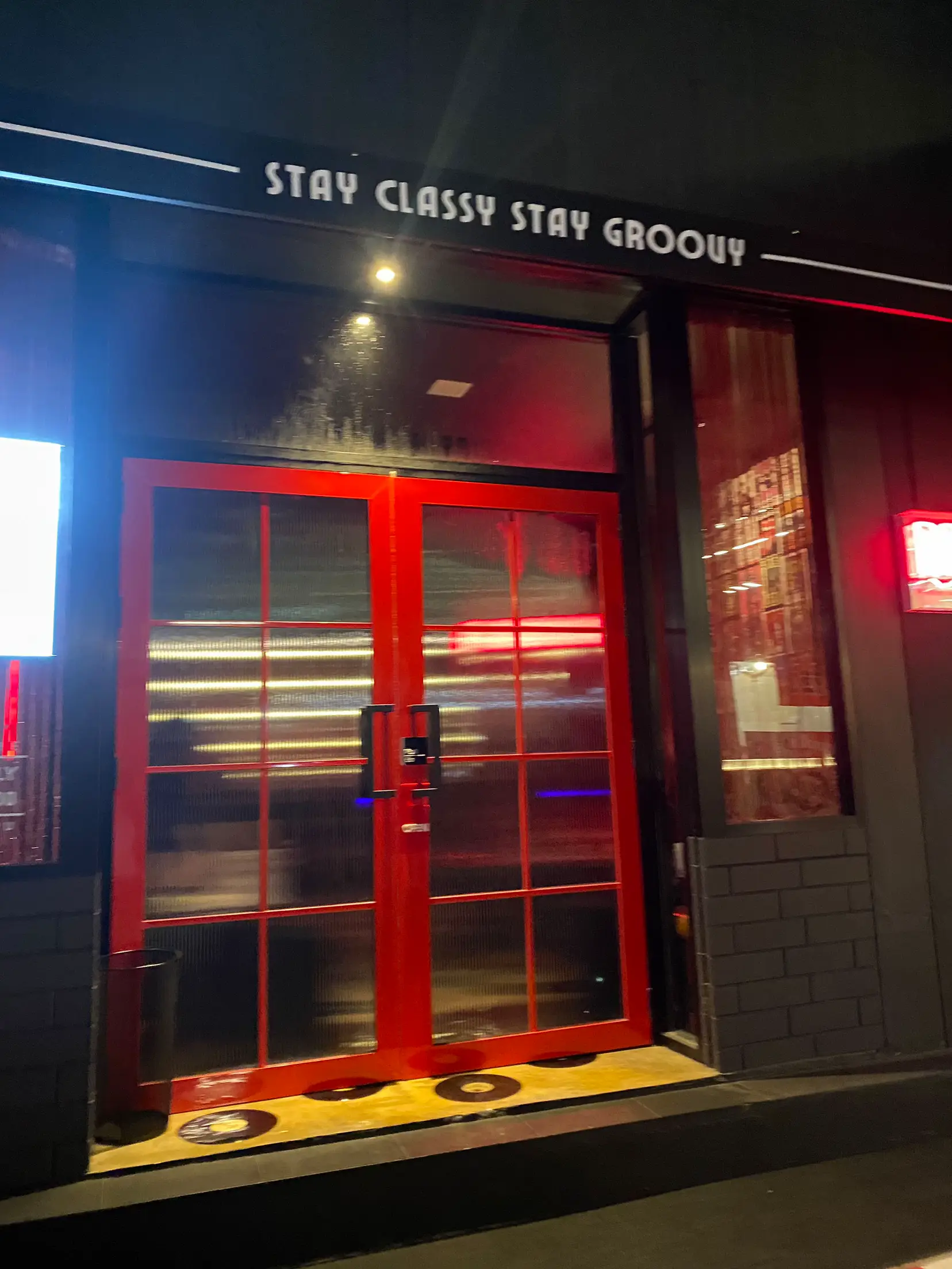 บาร์ลับเปิดใหม่ย่านปากน้ำ |Red Bar Whiskey & Wine Bar 🫗 | Gallery ...