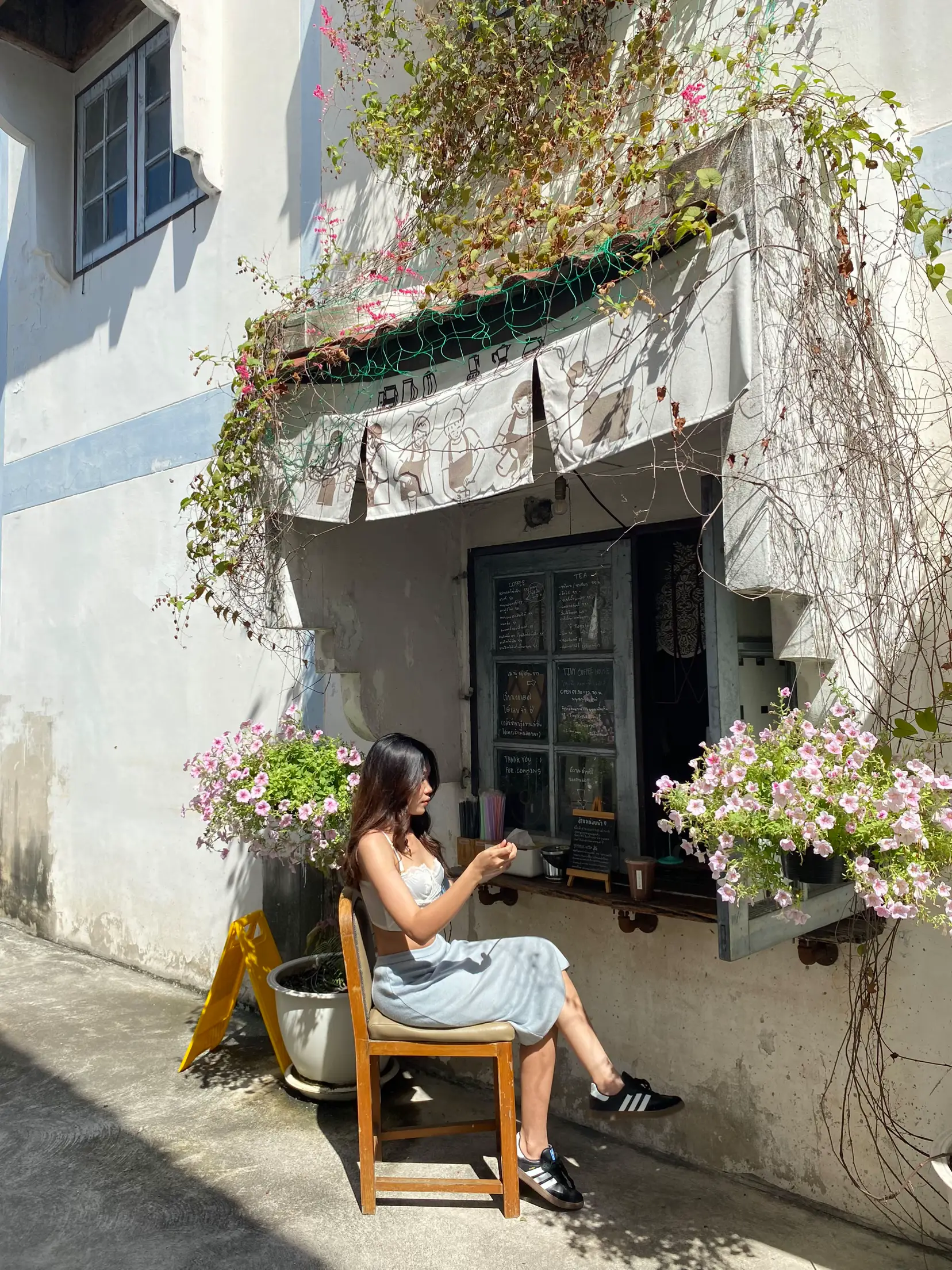 Tiny coffee house☕️🏡.•.คาเฟ่ย่านรังสิต น่ารักมากกกก💐 | แกลเลอรีที่โพสต์โดย Lisabetttt | Lemon8