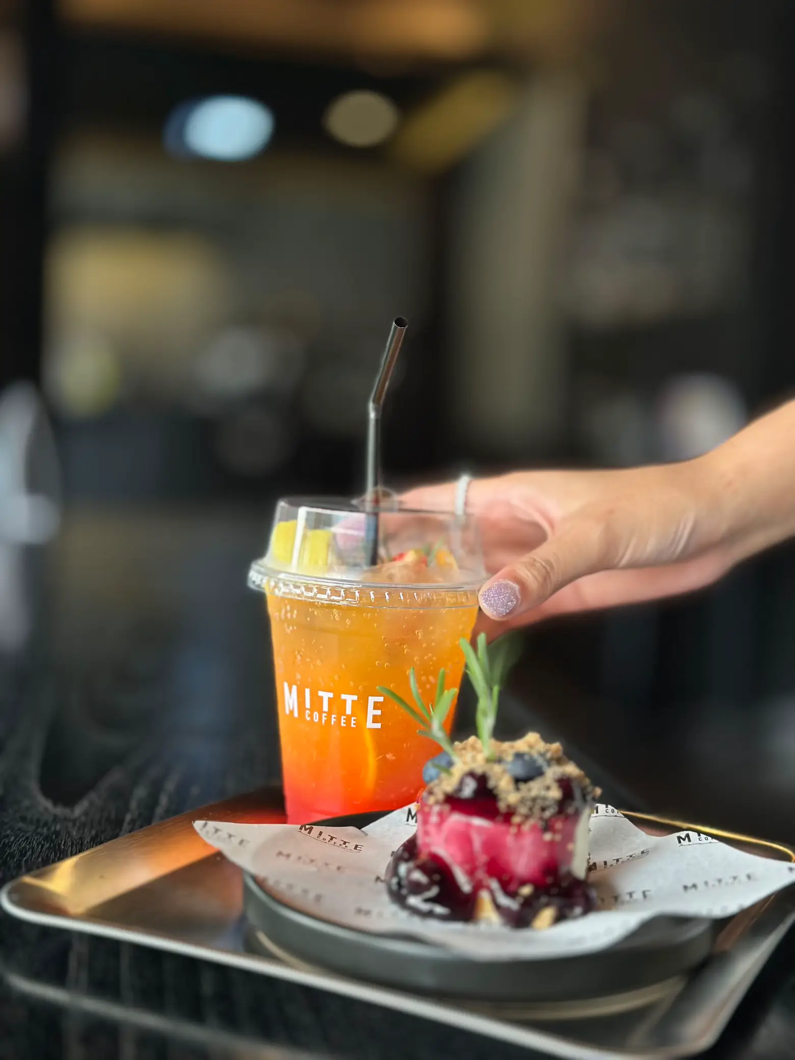 คาเฟ่โทนดำ เมืองทอง 🖤 | แกลเลอรีที่โพสต์โดย NICK | Lemon8