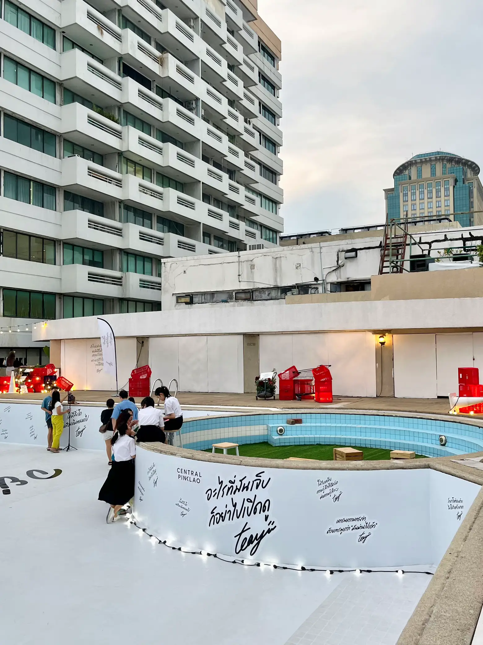 Central Pinklao X Teayii นิทรรศการฮีลใจ 🎧🫀 | แกลเลอรีที่โพสต์โดย ...