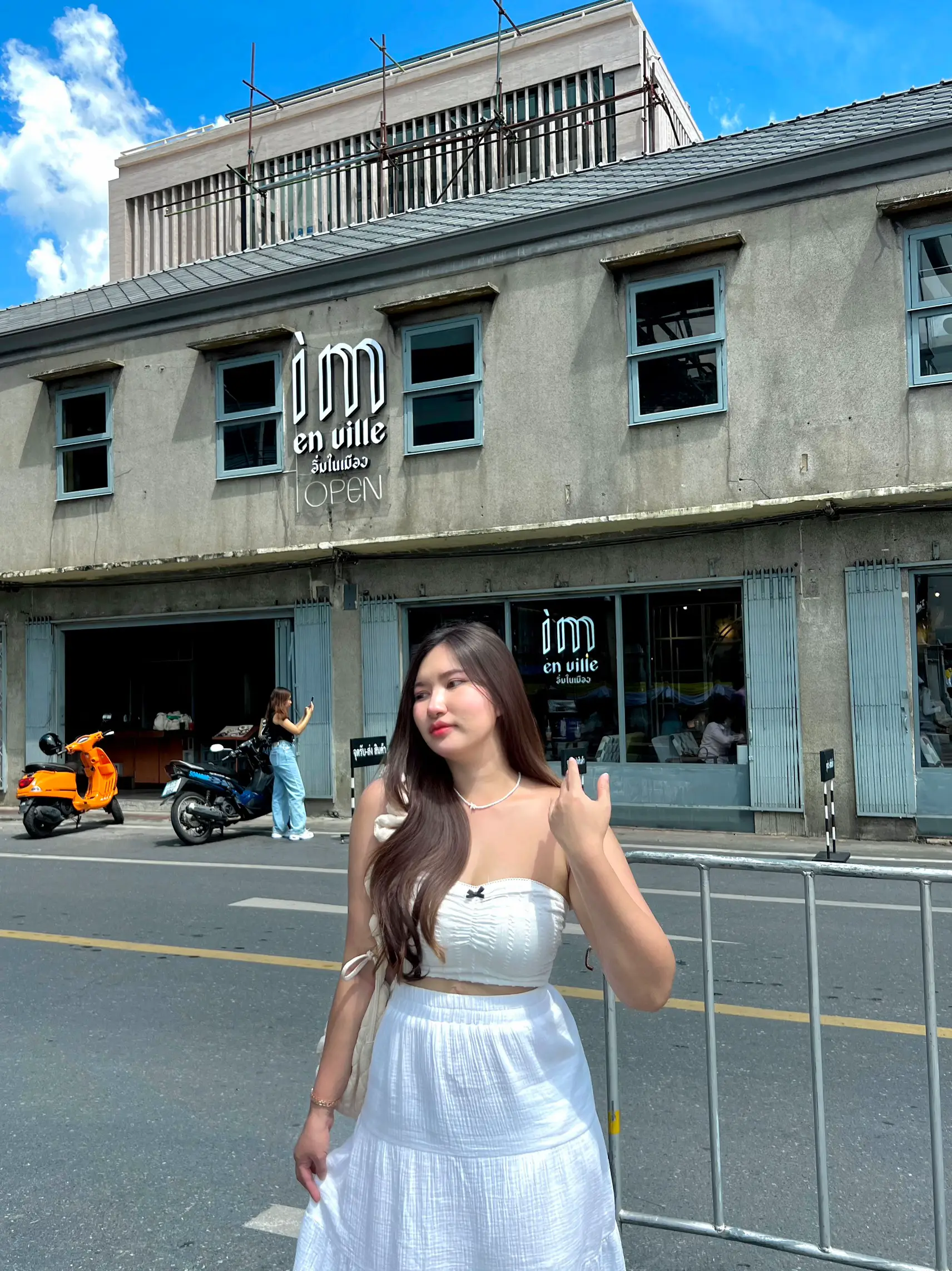 OOTD แจกพิกัดเสื้อเกาะอกและกระโปรงยาวสุดฮิต💓 | แกลเลอรีที่โพสต์โดย BB | Lemon8