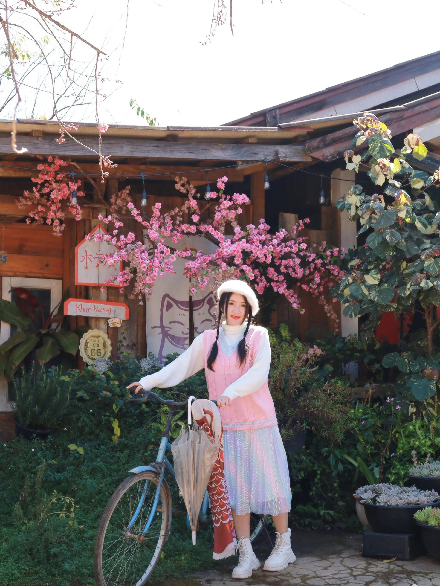 คาเฟ่ฟีลญี่ปุ่น 🩷🎎 ท่ามกลางดอกไม้โปโป & ปิงปิง | แกลเลอรีที่โพสต์โดย Journey DD | Lemon8