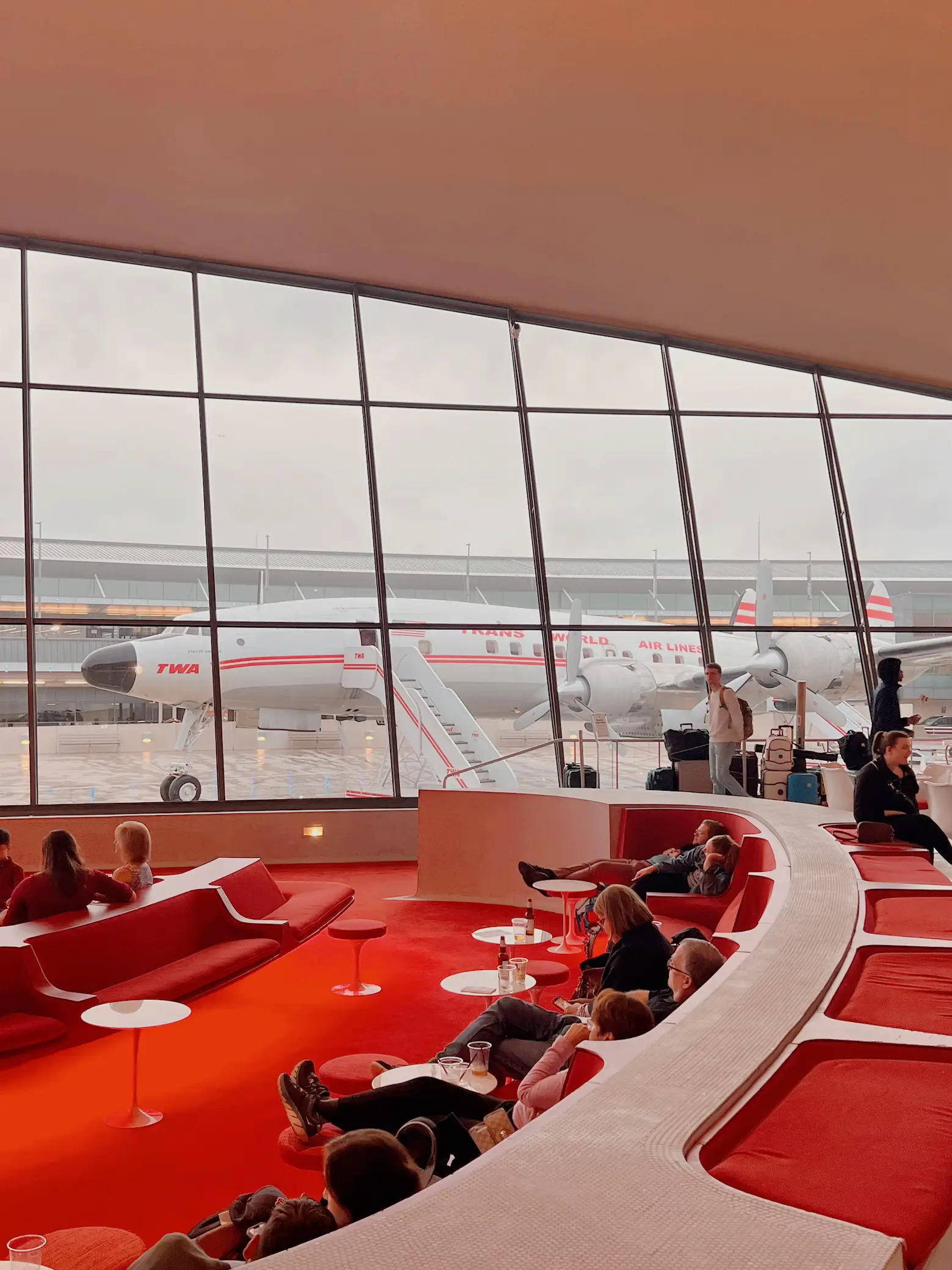 TWA HOTEL ️ JFK Airport 🇺🇸 โรงแรมธีมการบิน | แกลเลอรีที่โพสต์โดย veenadiary | Lemon8