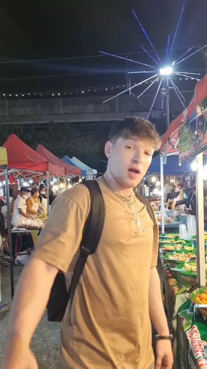 Luca in the market 🇹🇭 | วิดีโอที่เผยแพร่โดย Luca Leone LL | Lemon8