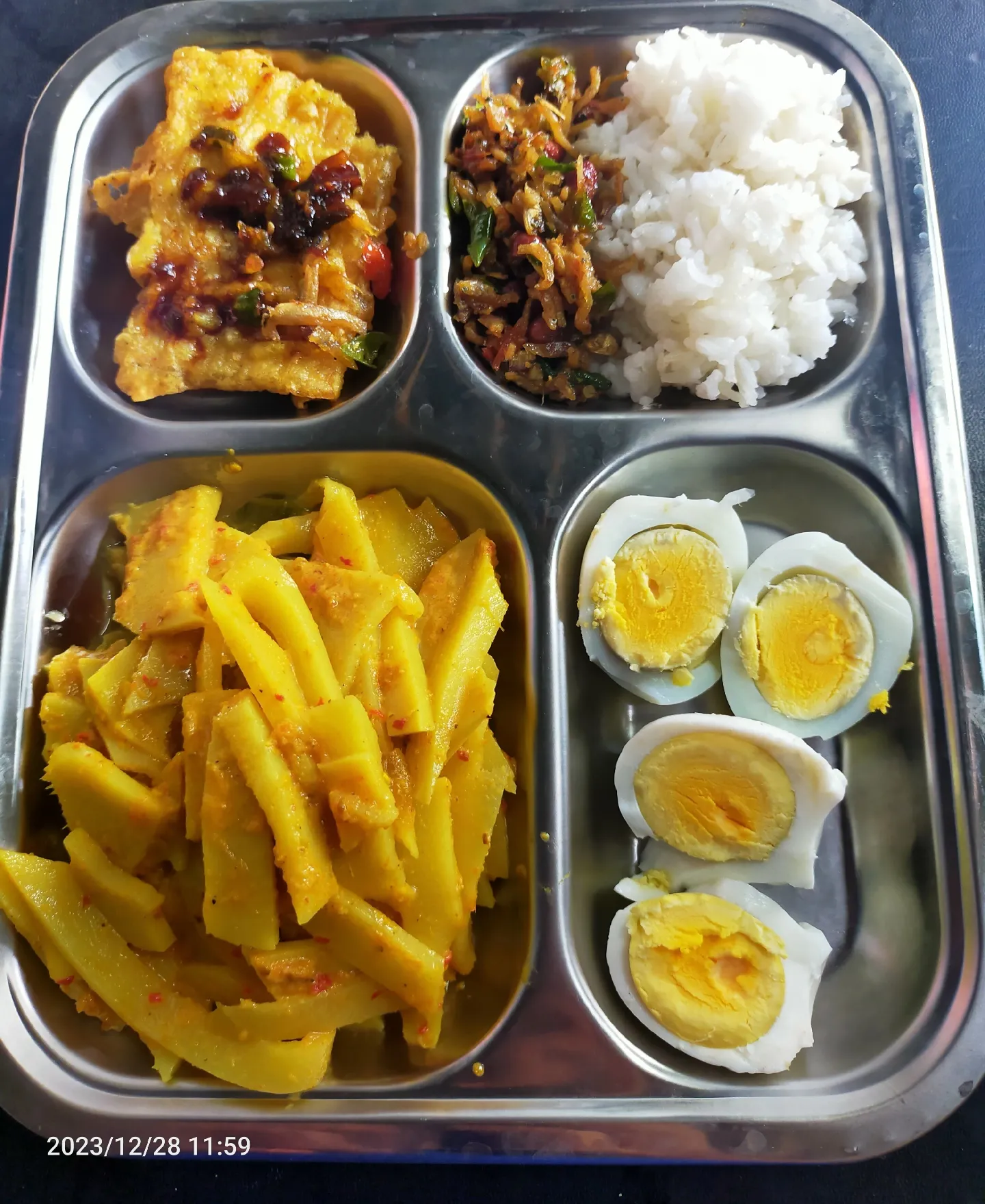 Makan siang | Galeri diposting oleh Tukang makan | Lemon8