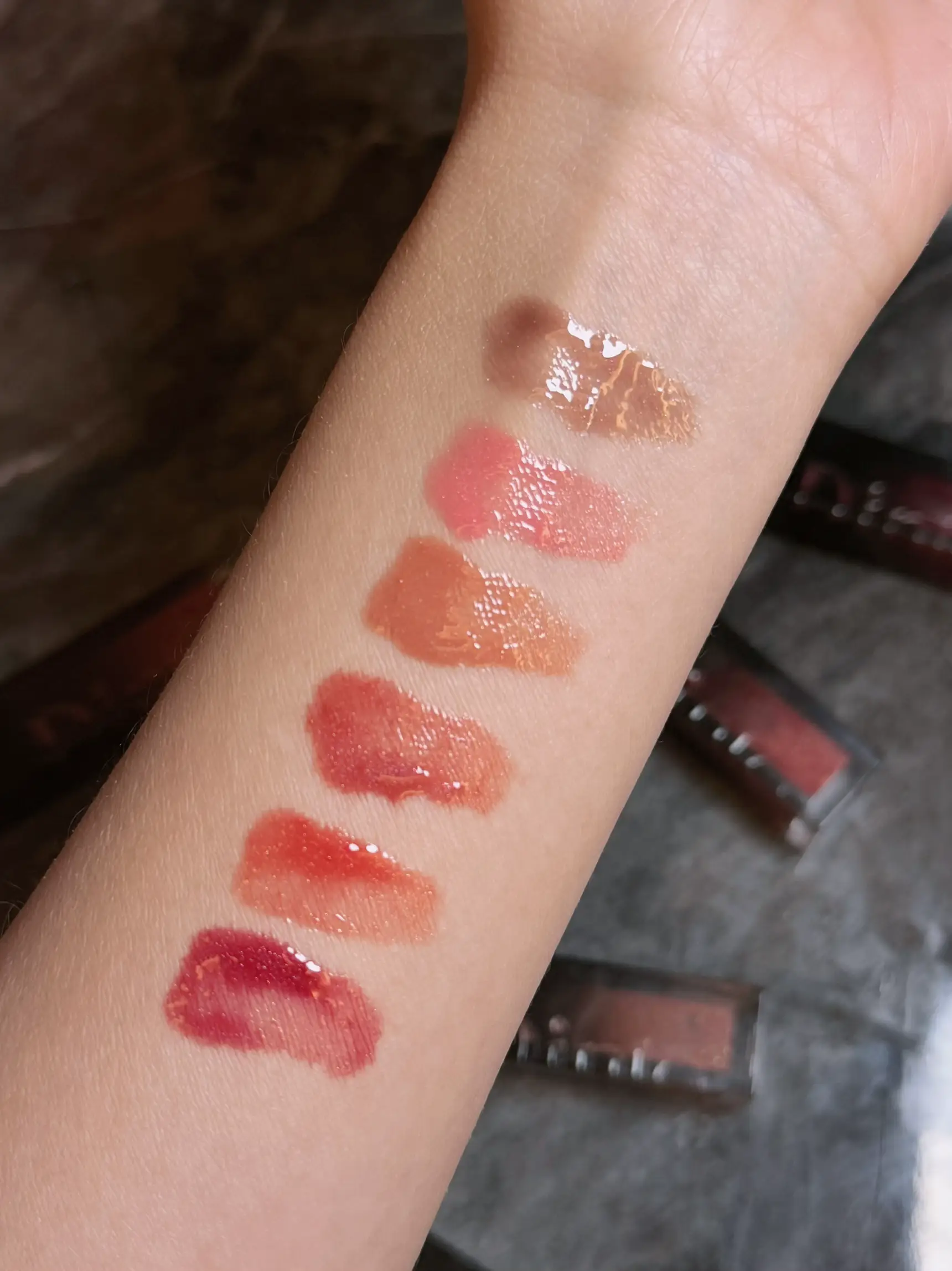 DINTO ลิปกลอสปากวิ้ง ฉ่ำฟู 6 สีที่ต้องมี | แกลเลอรีที่โพสต์โดย Tak Silpaphong | Lemon8