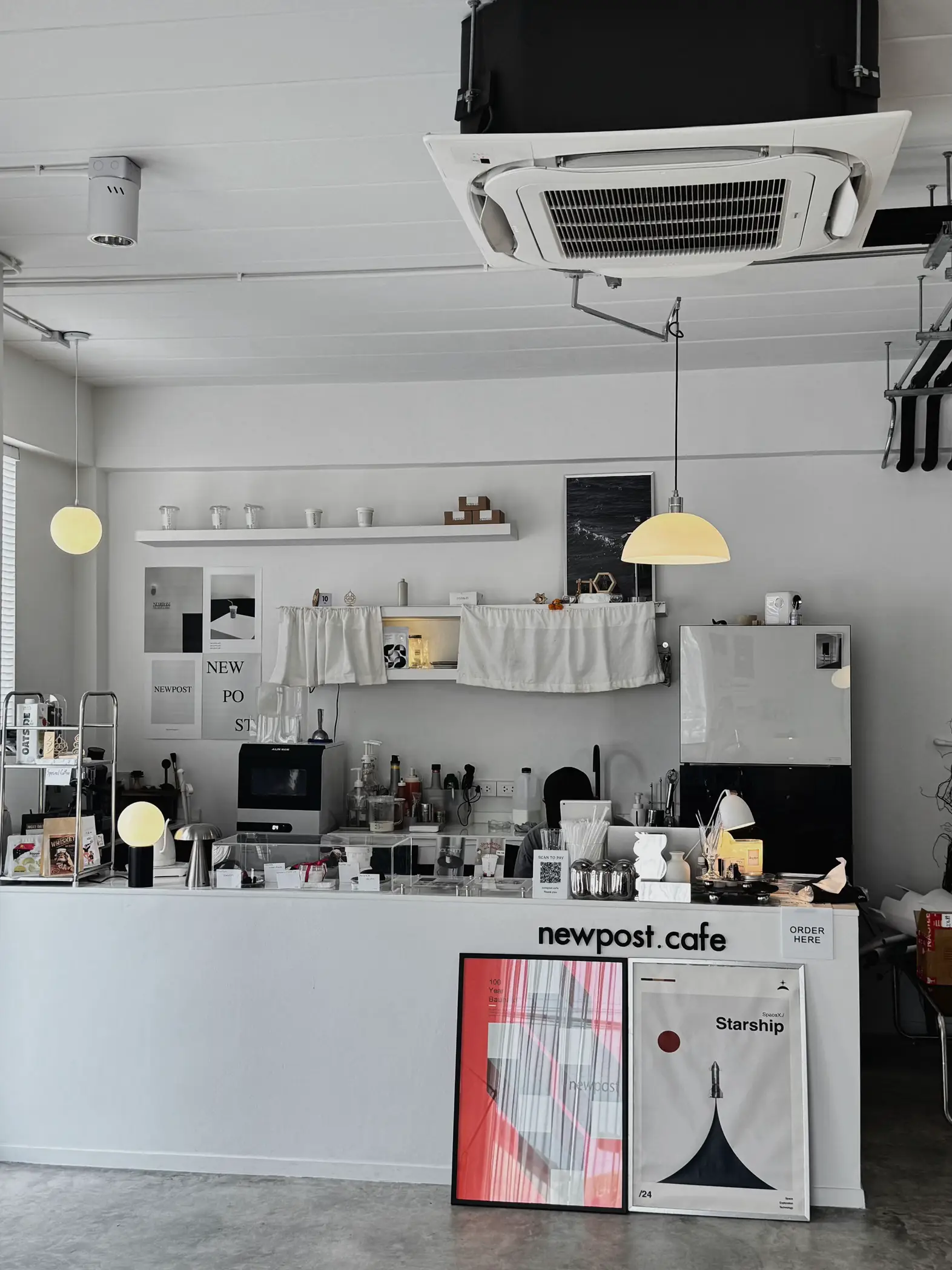 NEWPOST CAFE คาเฟ่ที่ถ่ารูปสุดชิค🖤 | แกลเลอรีที่โพสต์โดย cinearism💀 | Lemon8