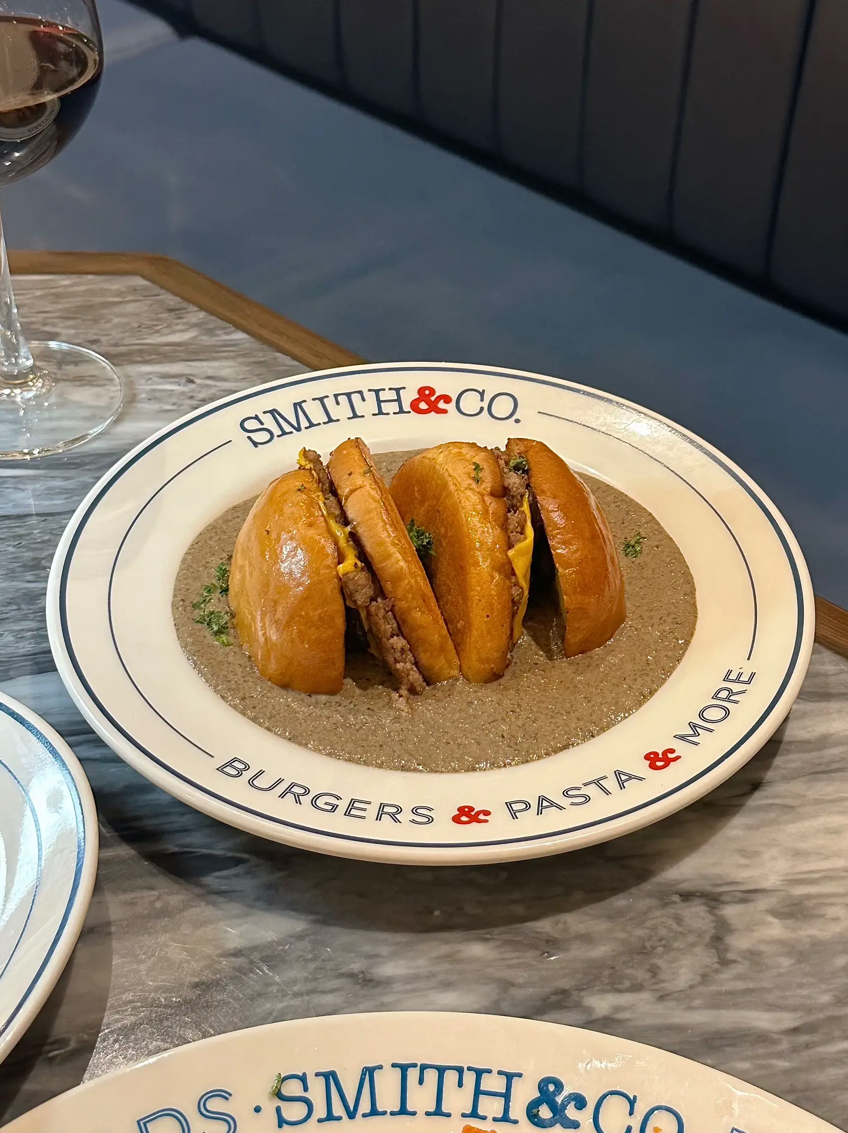 ร้านเบอร์เกอร์เนื้อ ราคาดี Smith & Co. 🍔🍷 | แกลเลอรีที่โพสต์โดย Sumleestyle | Lemon8