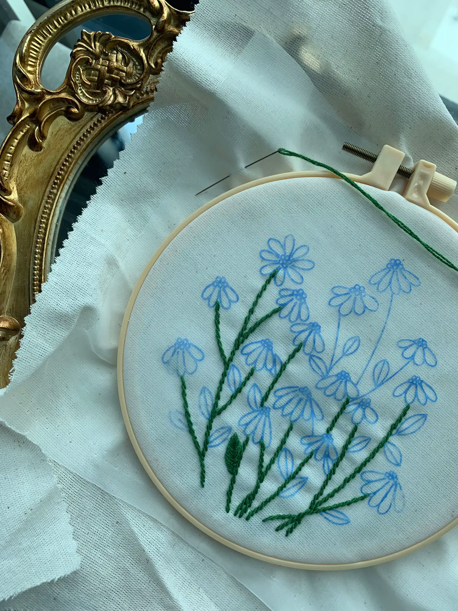 Embroidery Diary | Day 2🌱 ปักก้านใกล้เสร็จ ปักใบไม้ใบแรก | แกลเลอรีที่โพสต์โดย IRIN KATE | Lemon8