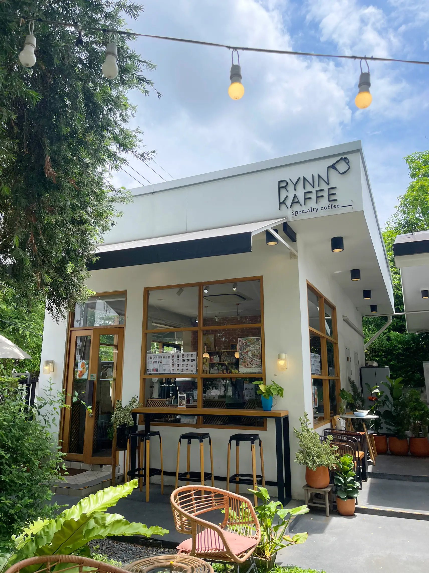 เจอคาเฟ่ลับในตรอก กาแฟดี ฟีลสวนหลังบ้าน - RYNN Kaffe ☕️🏡 | แกลเลอรีที่โพสต์โดย jiraphatc | Lemon8
