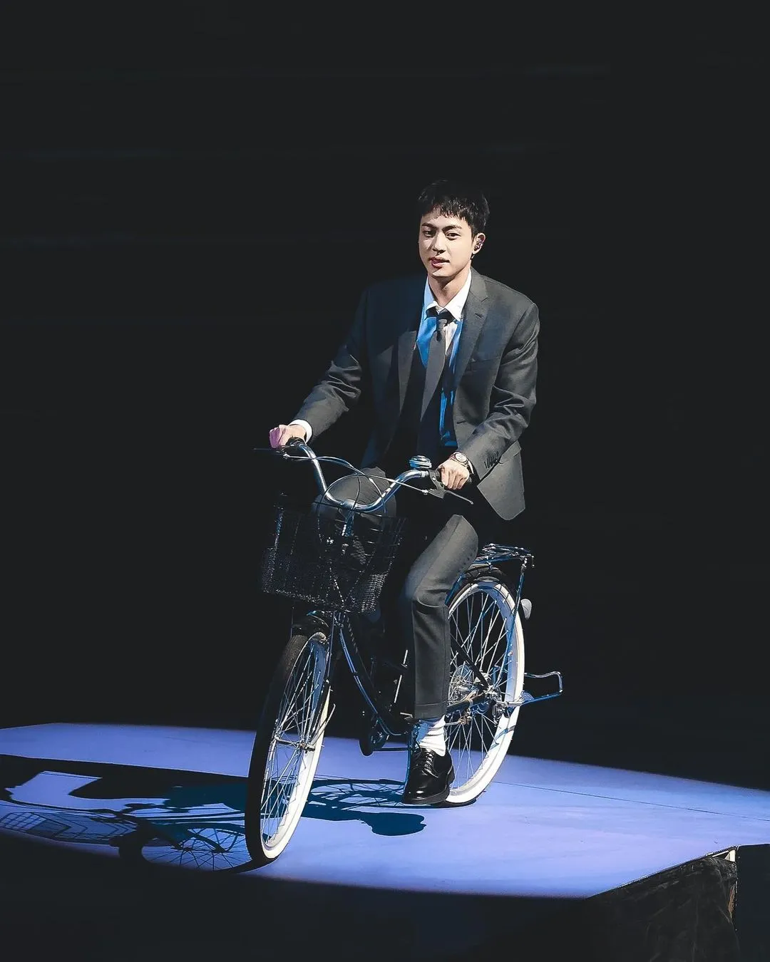 Army หายคิดถึง Jin BTS | แกลเลอรีที่โพสต์โดย AllAboutLiving | Lemon8