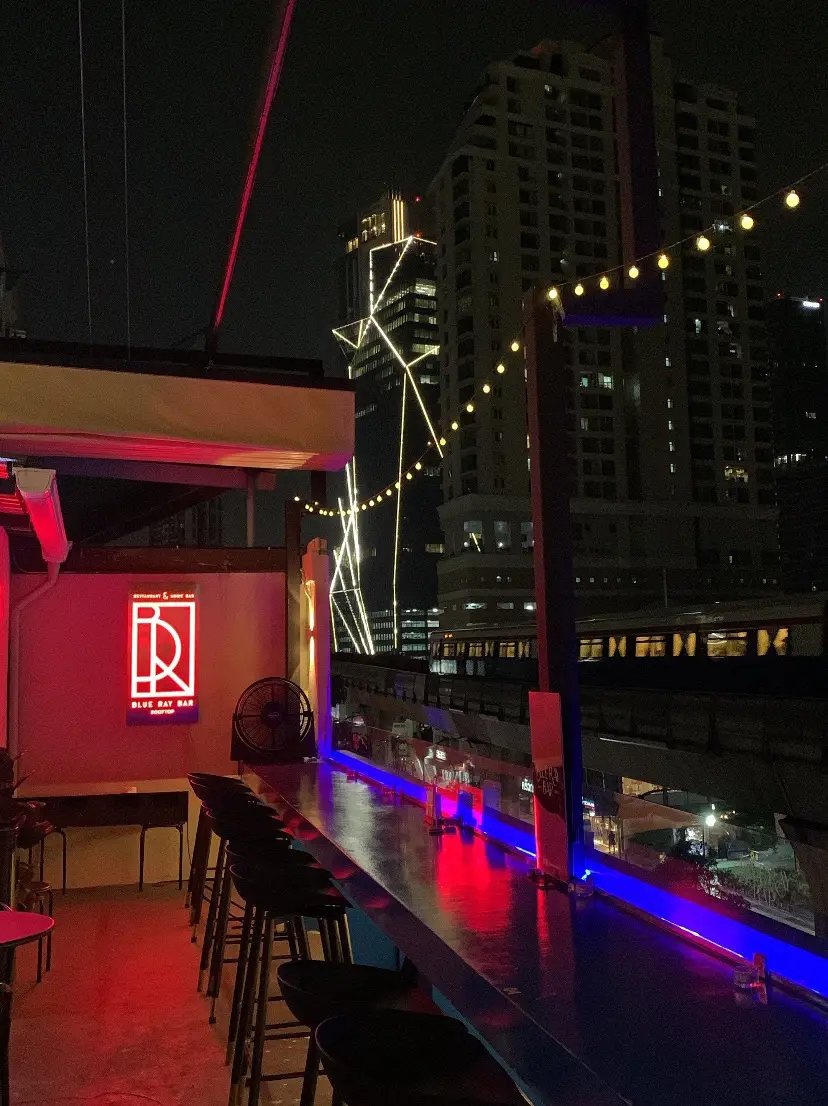 Blue Ray Bar Rooftop🍸💙 บาร์ลับติดBTSพญาไทรีบมาก่อนแมส👀 | แกลเลอรีที่ ...