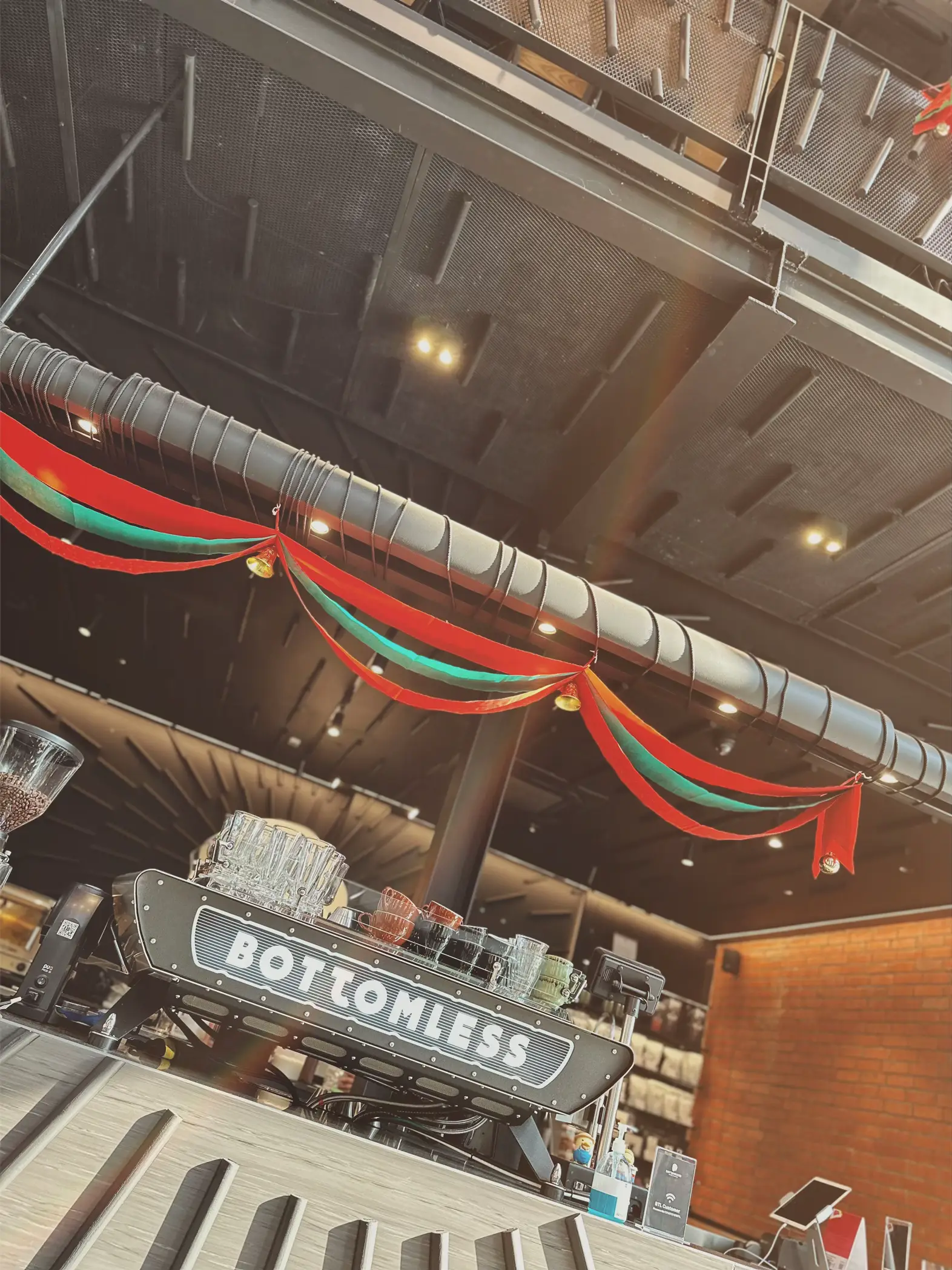 BOTTOMLESS S33 ☕️ คาเฟ่นั่งชิลล์ ฟีลถ่ายรูปสวย 📷 แนวรถไฟฟ้า | แกลเลอรีที่โพสต์โดย ...