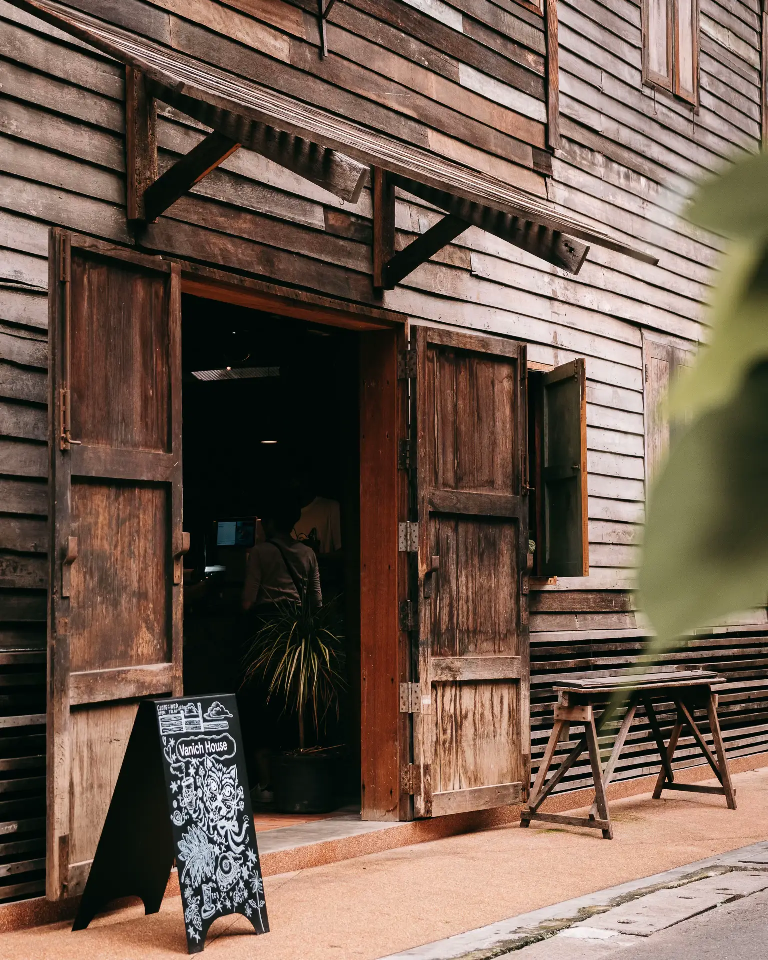 VANICH HOUSE Cafe & Art Space ในโรงไม้เก่าย่านตลาดน้อย | แกลเลอรีที่ ...