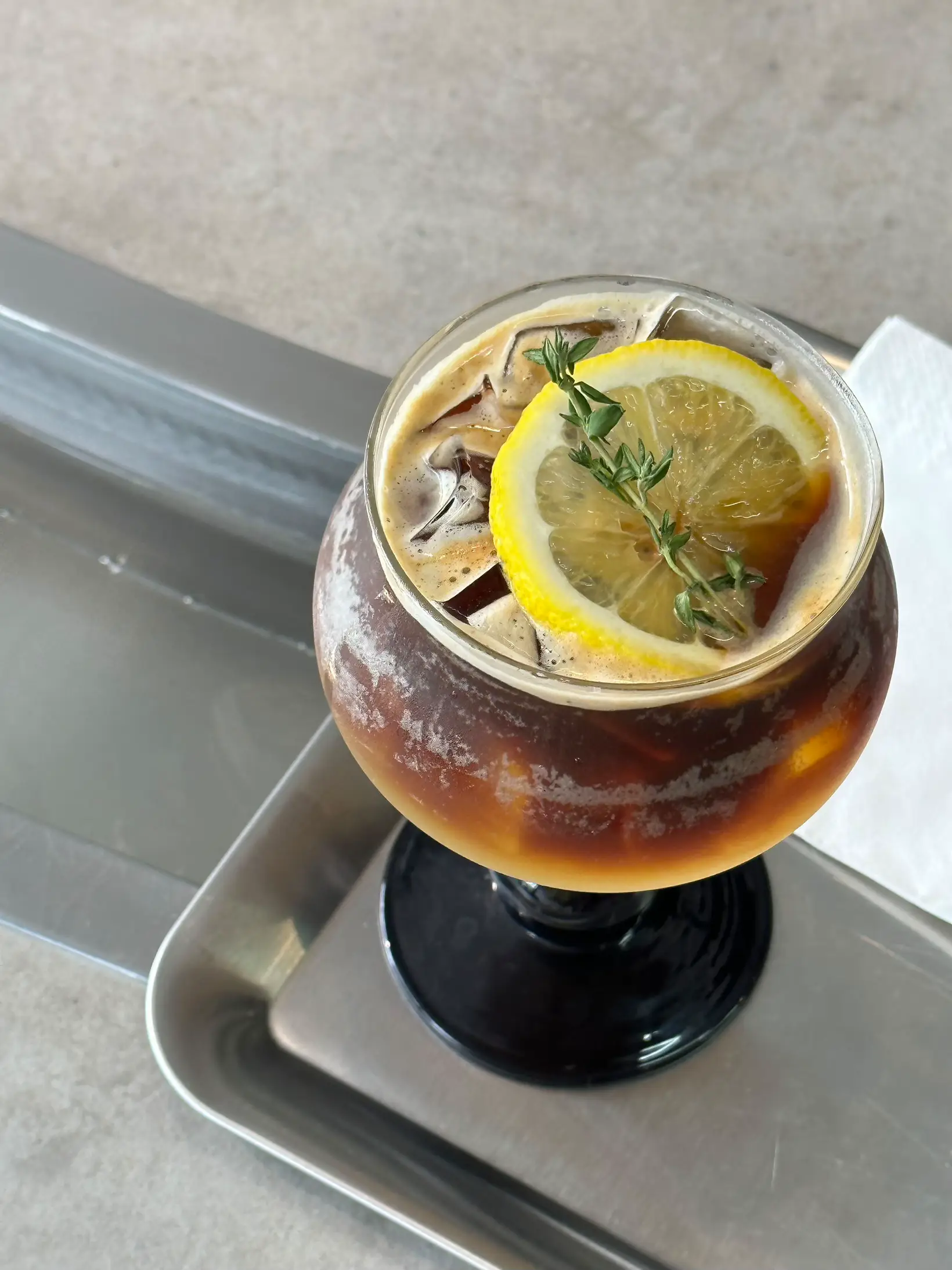 นั่งทำงานที่คาเฟ่สุดเกาหลีเกาใจ FlowEver Cafe & Wine ☕️🥂💫 | แกลเลอรีที่โพสต์โดย Bearbykim | Lemon8